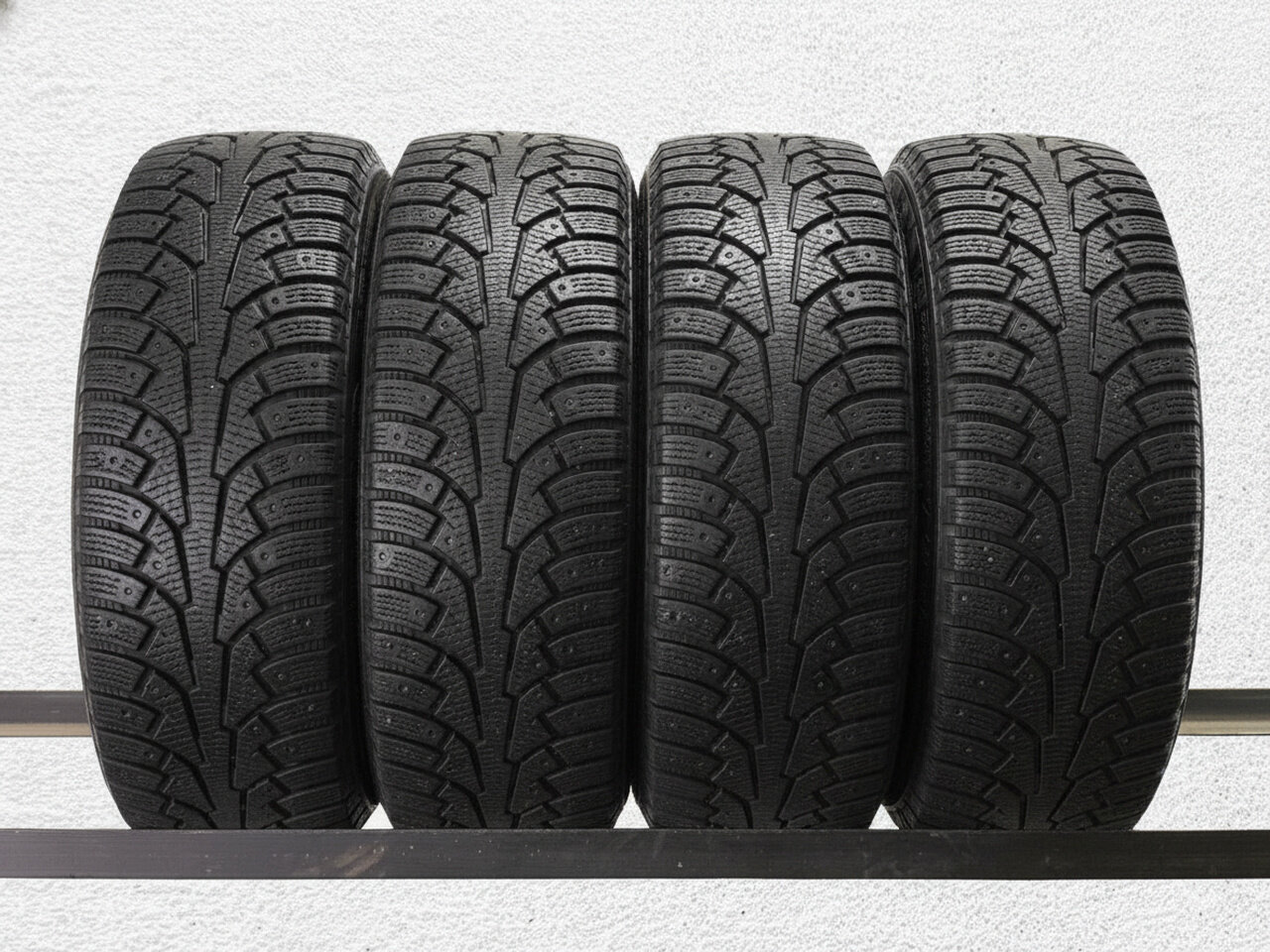 Комплект (4 шт) зимних БУ шин шипованные Nokian Tyres Hakkapeliitta Sport Utility 5 235/60 R18 30% износ TSB053288
