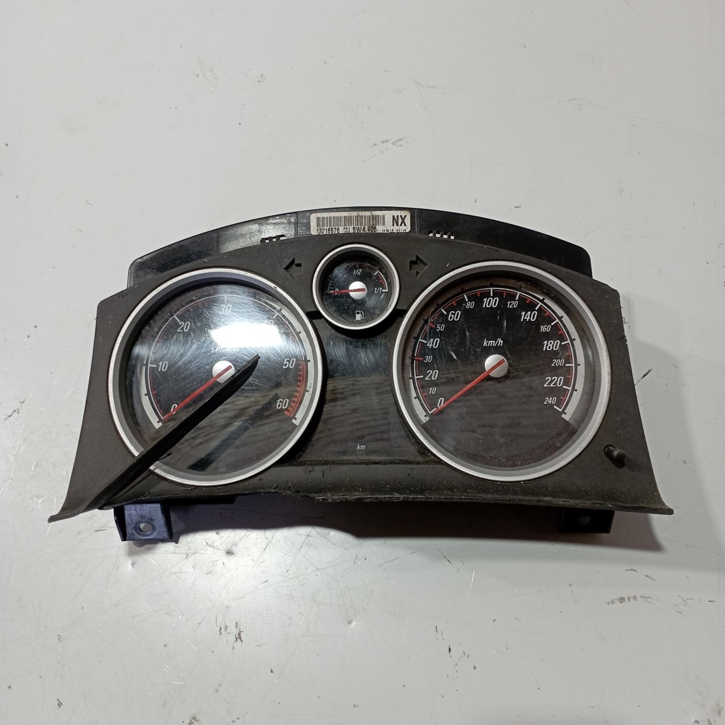 Панель приборов (щиток) Opel Astra H (2004 - 2007) 13216676