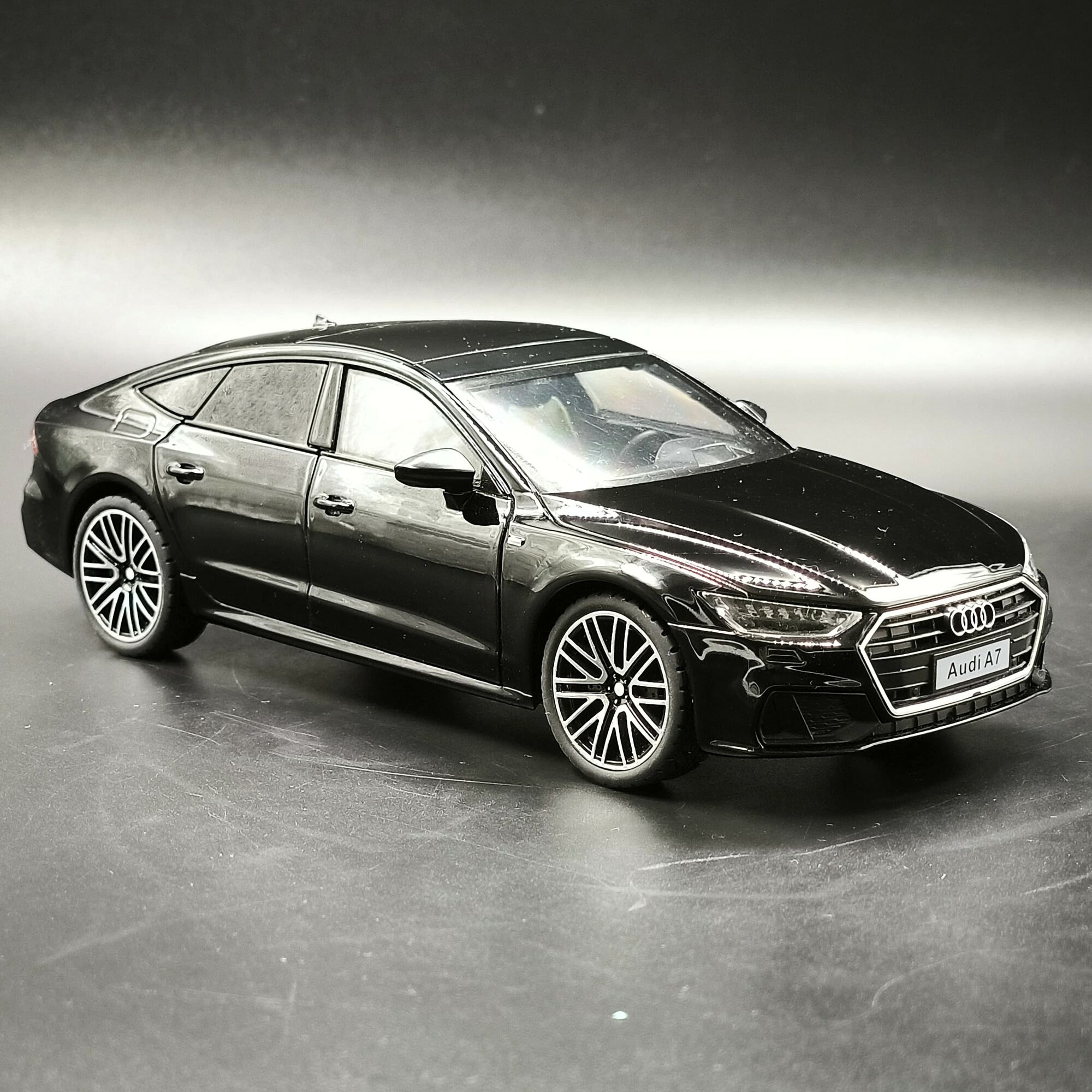 Металлическая машинка автомобиля Audi A7 с световыми и звуковыми эффектами. Масштаб 1:24