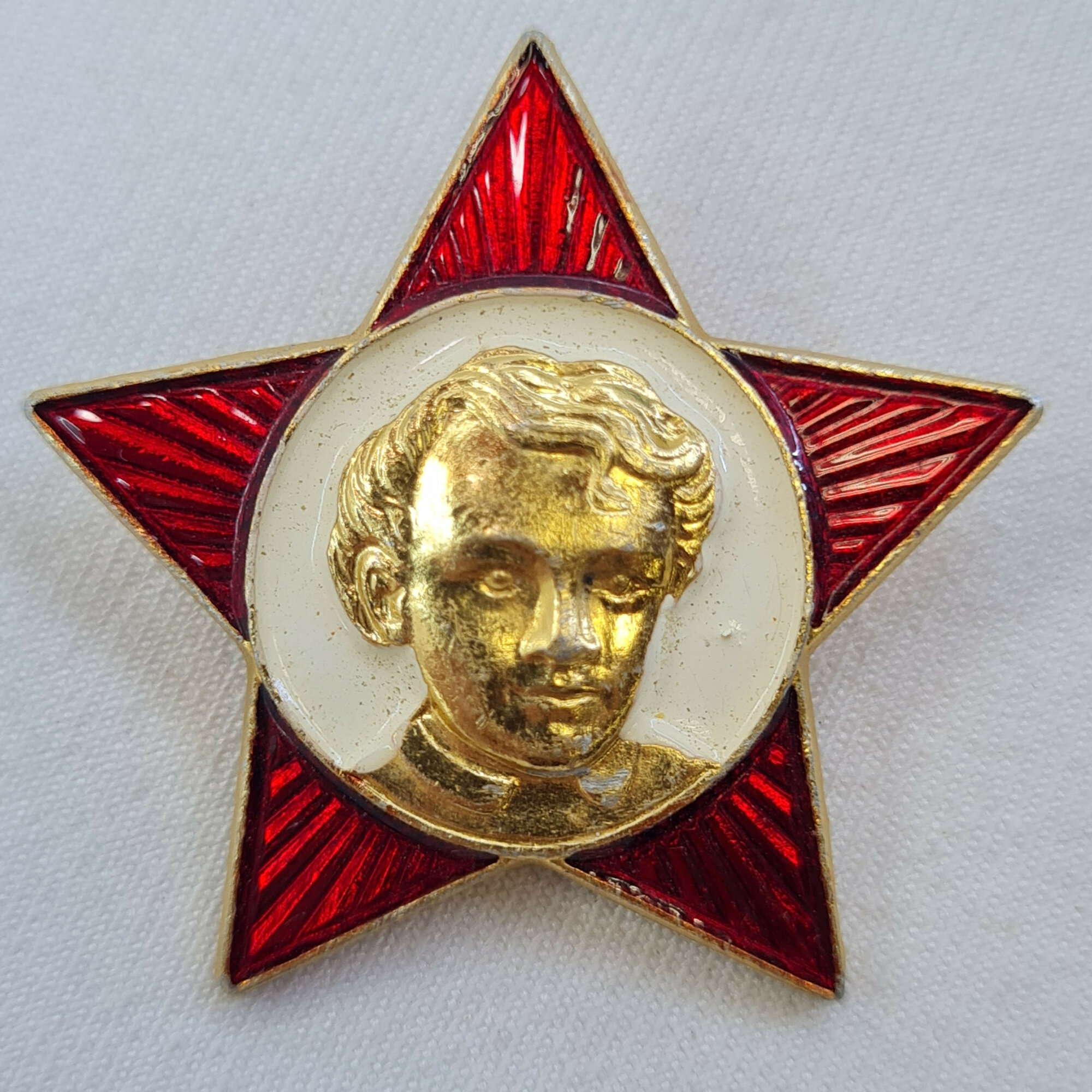 Значок СССР. Красная звезда, портрет, революционная тематика. Винтажный значек.