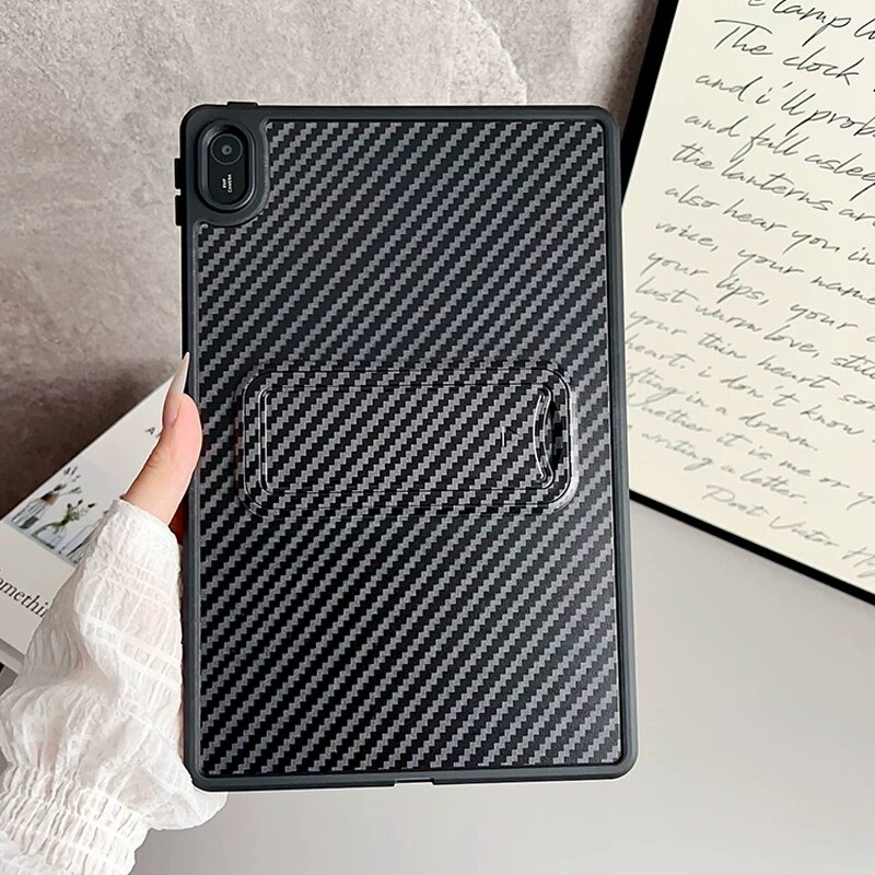Чехол для Honor X8a 11" с подставкой, черный с углеродным рисунком, матовая поверхность