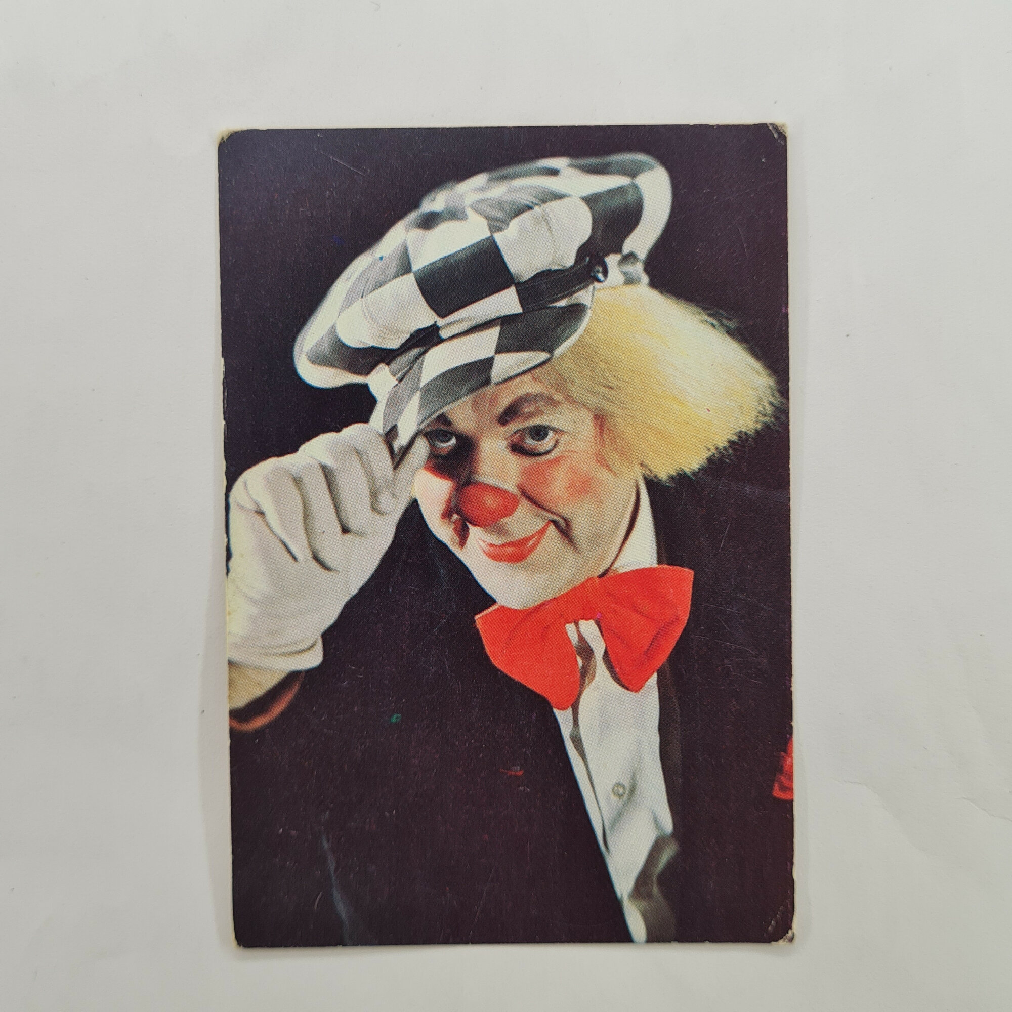 Карманный календарик 1982. Клоун в шляпе и с красным галстуком. Календарь винтажный