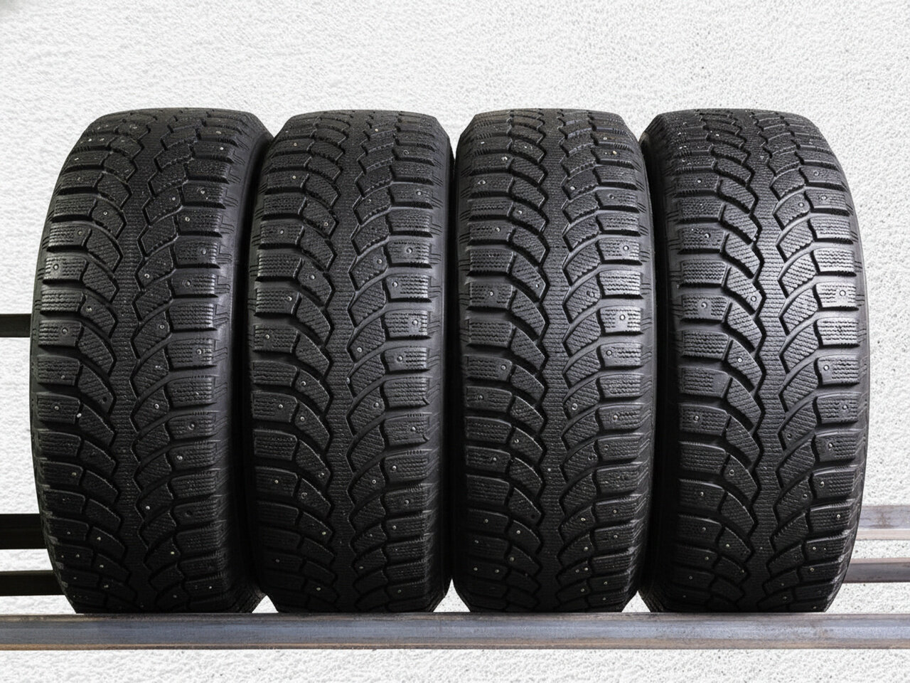 Комплект (4 шт) зимних БУ шин шипованные Bridgestone Blizzak Spike 01 225/60 R17 25% износ TSB039399