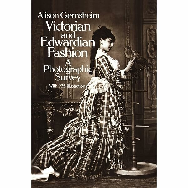 Victorian and Edwardian Fashion: A Photographic Survey (Dover Fashion and Costumes)，Reprinted paperback book