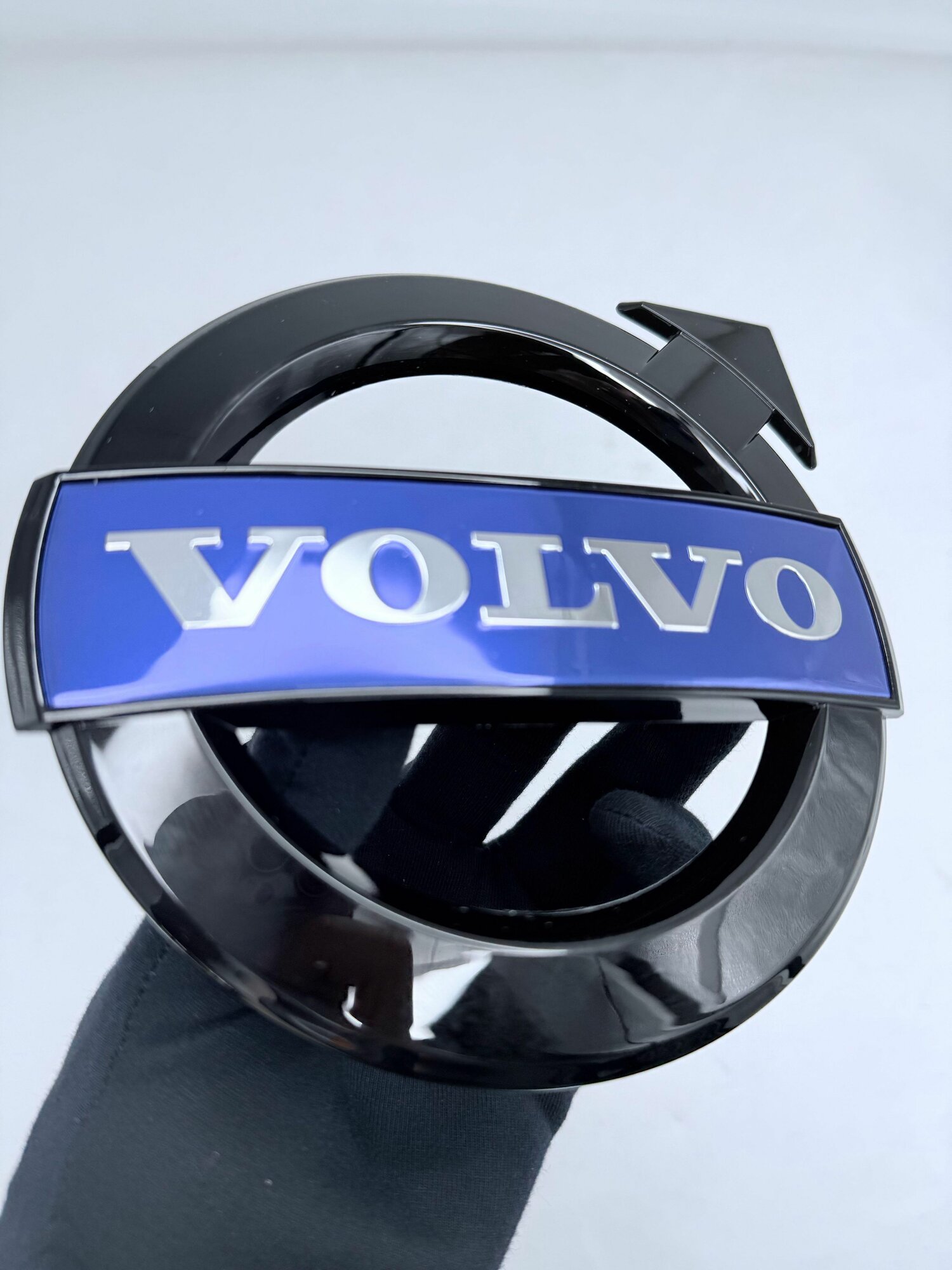 Эмблема (Шильдик) Volvo (черный)