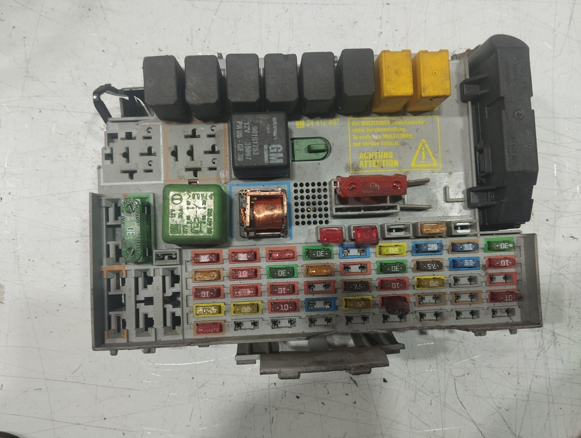 Блок предохранителей Opel Astra G (1998 - 2009) 24412497