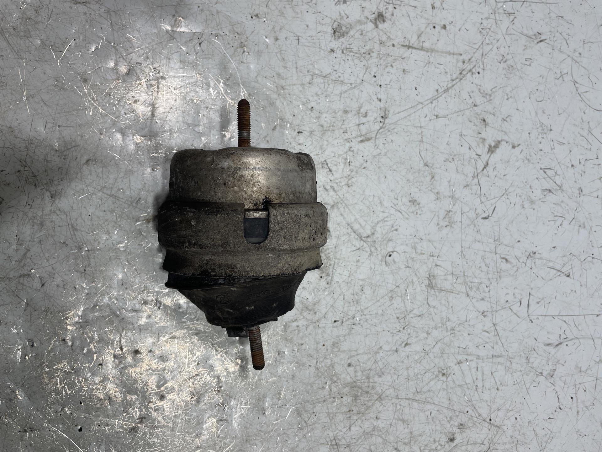 Подушка крепления двигателя левая Audi A4 B5 (1994 - 1999) 8D0199379J