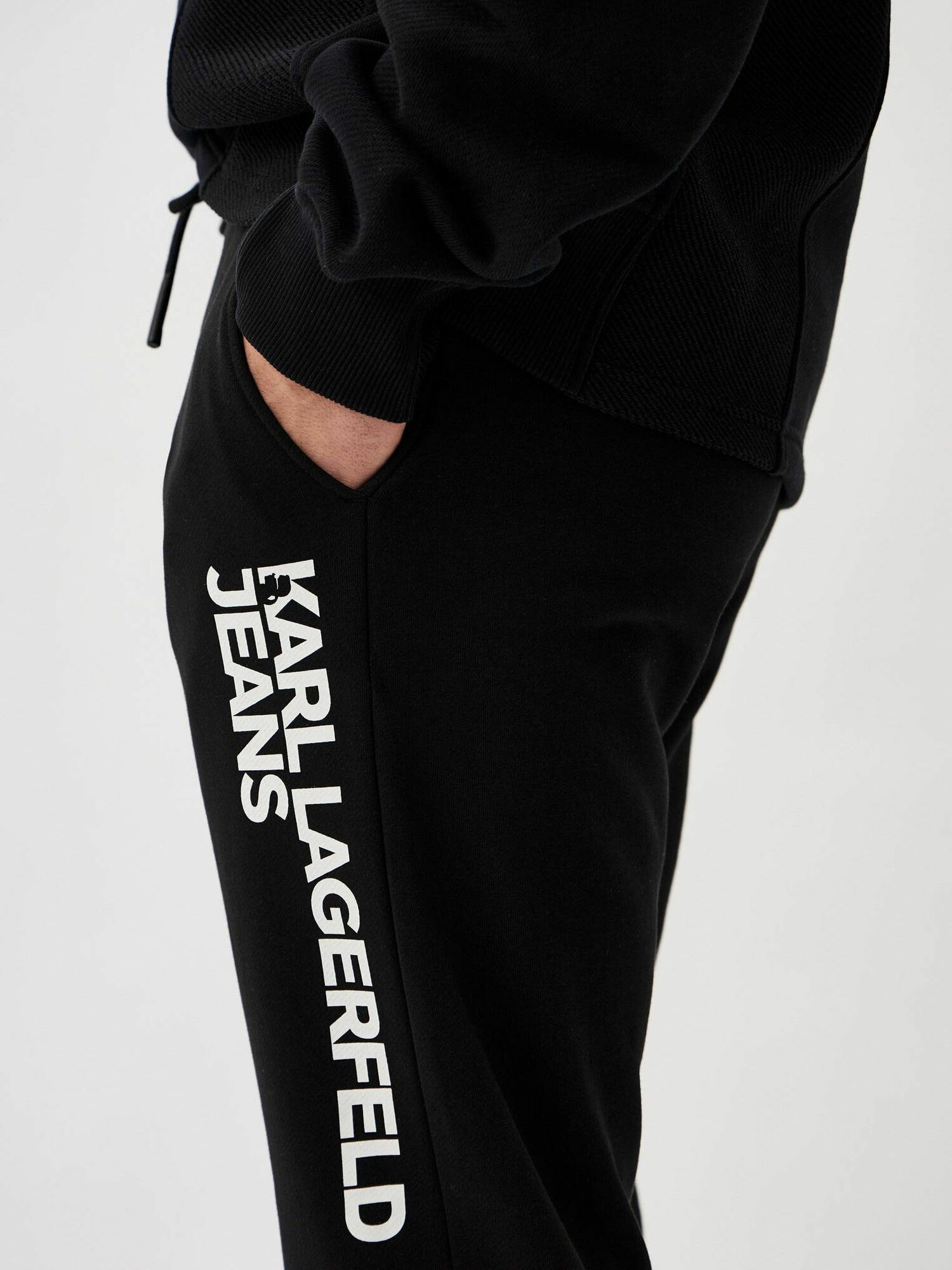 Брюки джоггеры KARL LAGERFELD JEANS, размер M, черный — фото 1