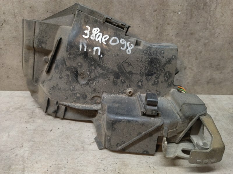 Замок двери передний правый BMW 7 E38 8235120