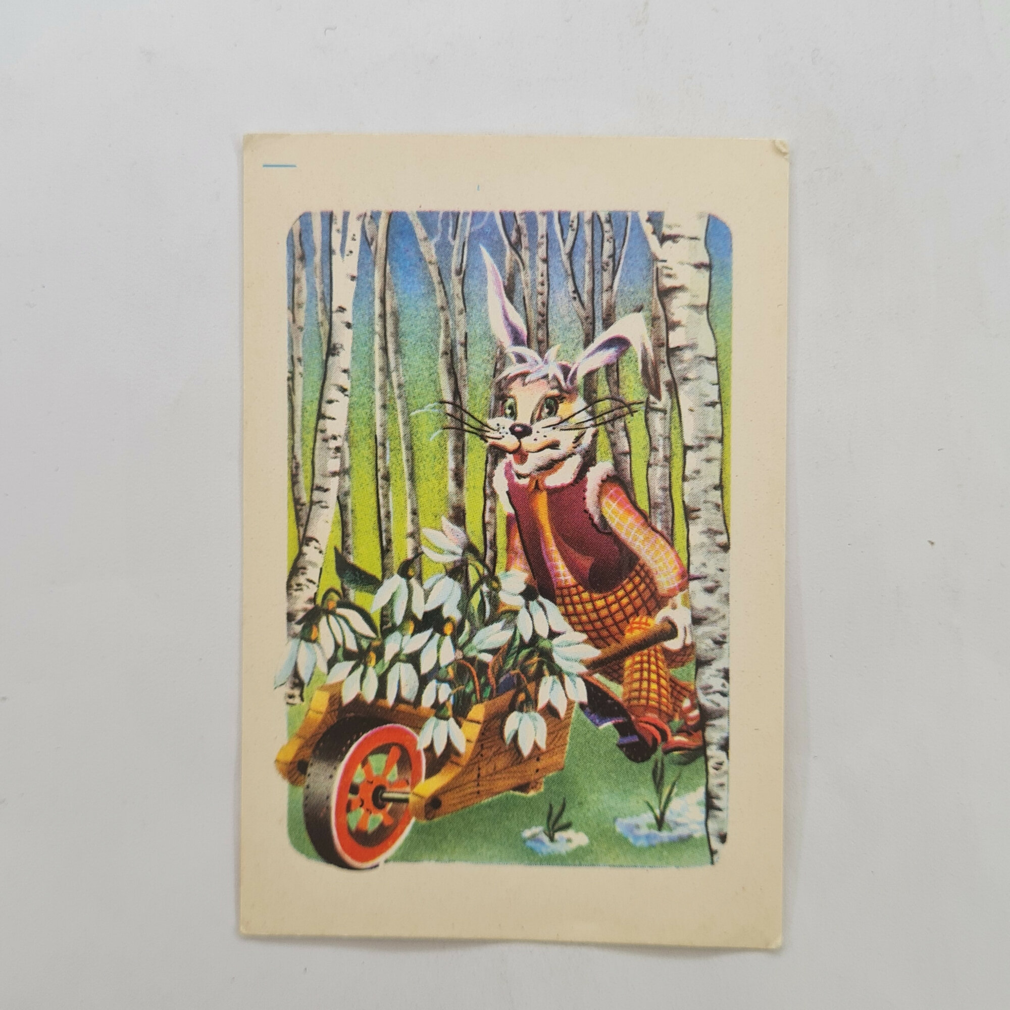 Карманный календарик 1986. Мультяшный заяц с цветами на фоне леса. Календарь винтажный