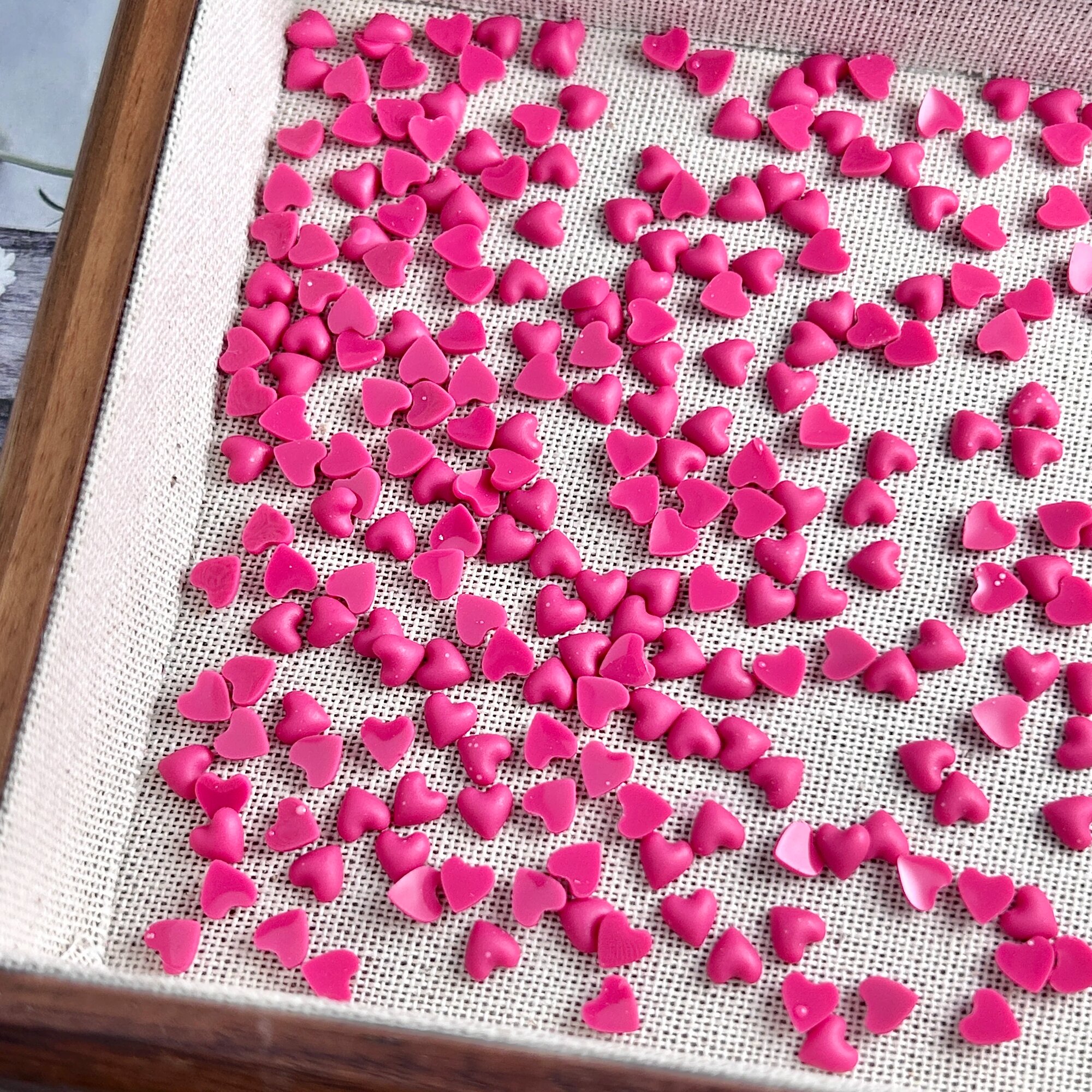 50 шт. Сердечки для ногтей из акрила, розового цвета B2-50PCS