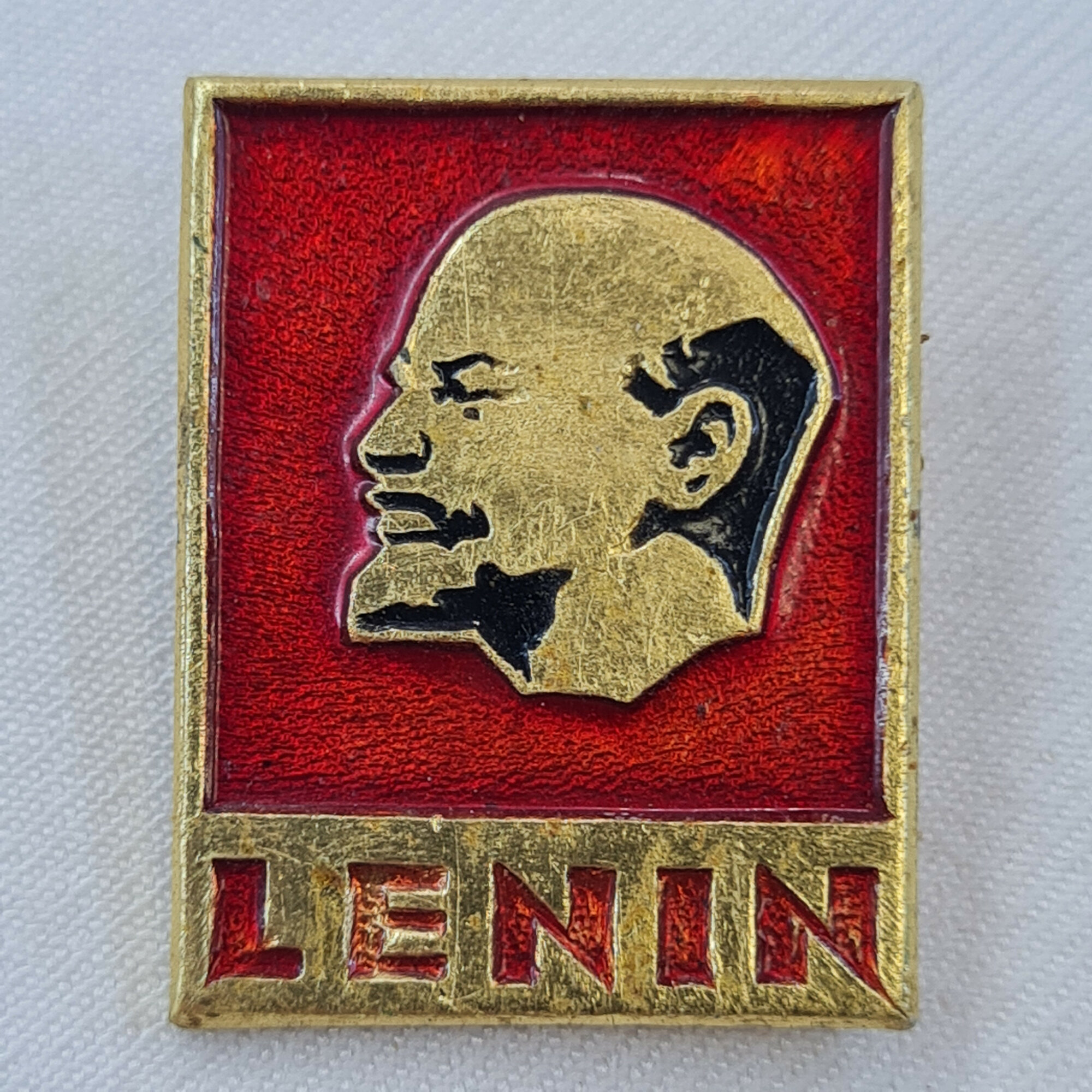 Значок СССР. Профиль Ленина, надпись LENIN, революционная тематика. Винтажный значек.
