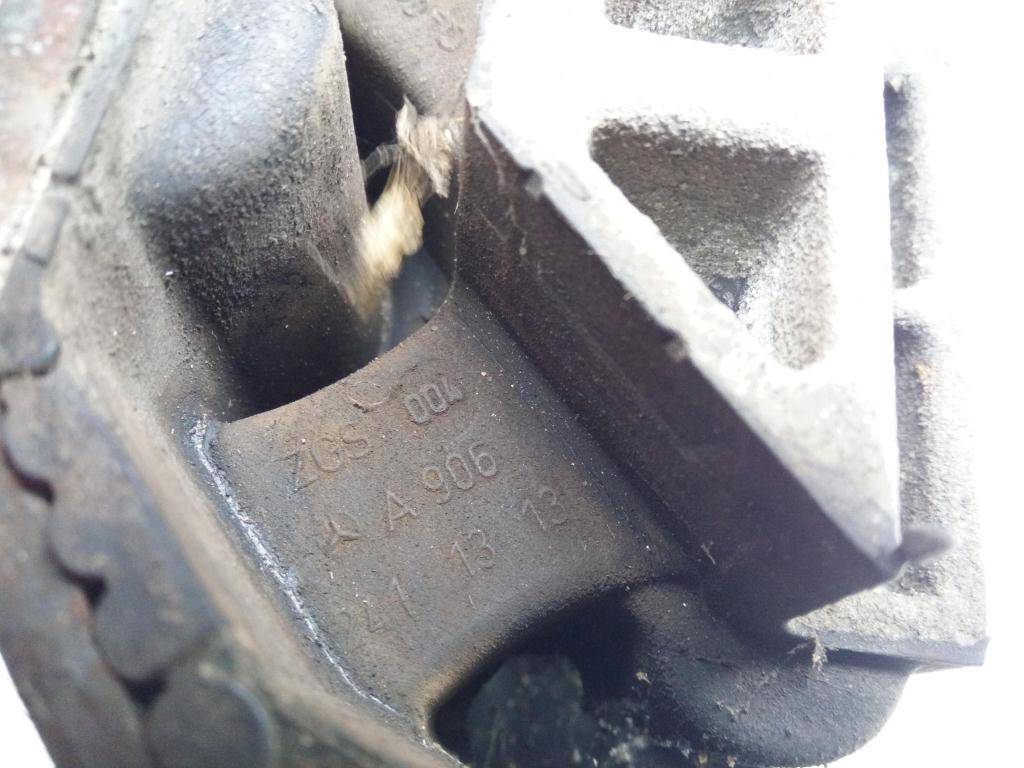 Подушка двигателя (Опора ДВС) Б/У для Volkswagen Crafter I (2006—2011) 2E0199379K