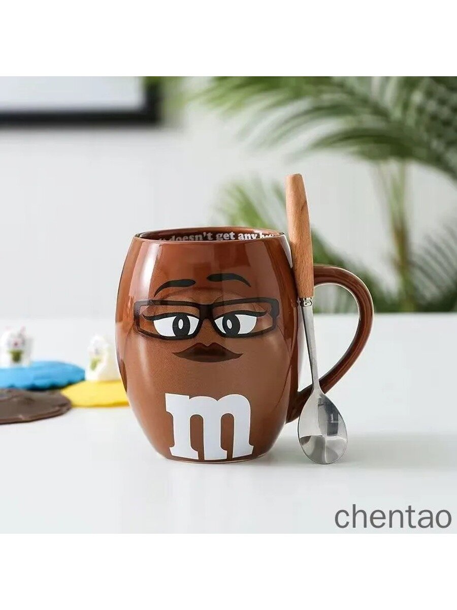 Кружка коричневая с ложкой 730 мл, чашка в форме бочонка с рисунком M&M's