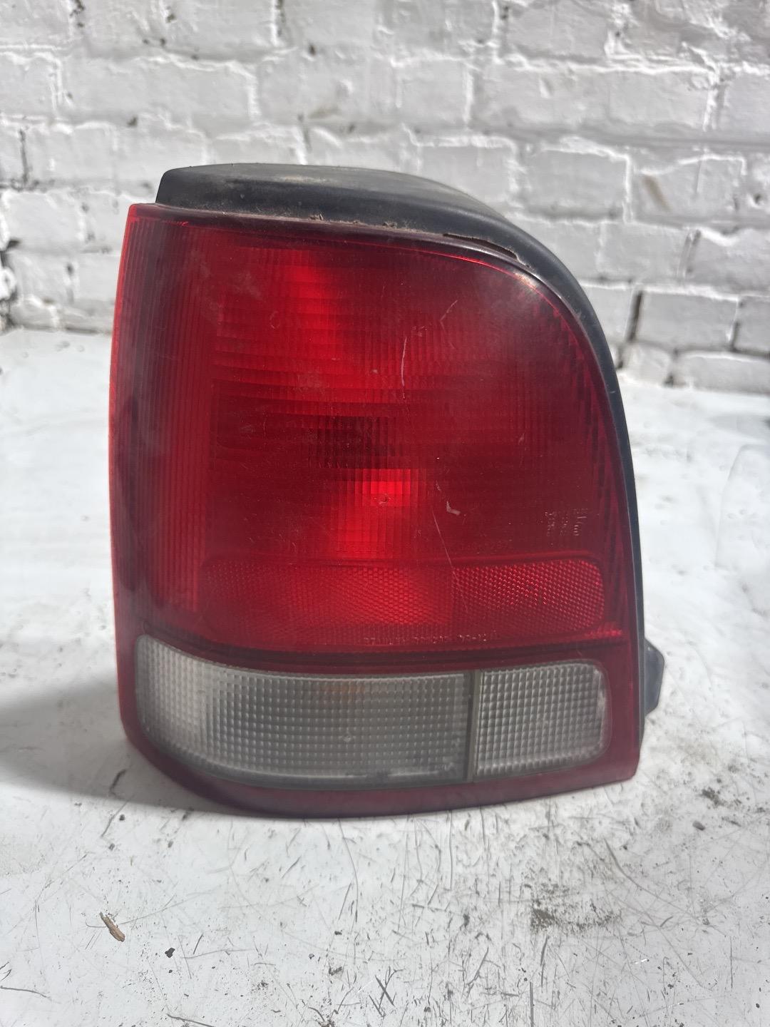 Фонарь задний левый Honda Logo 1 (1996 - 1998) 0431297