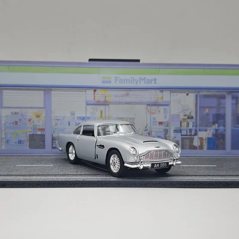Kinsmart Aston Martin DB5 модель авто 1:38 металл Белый, Silvery (No Box)
