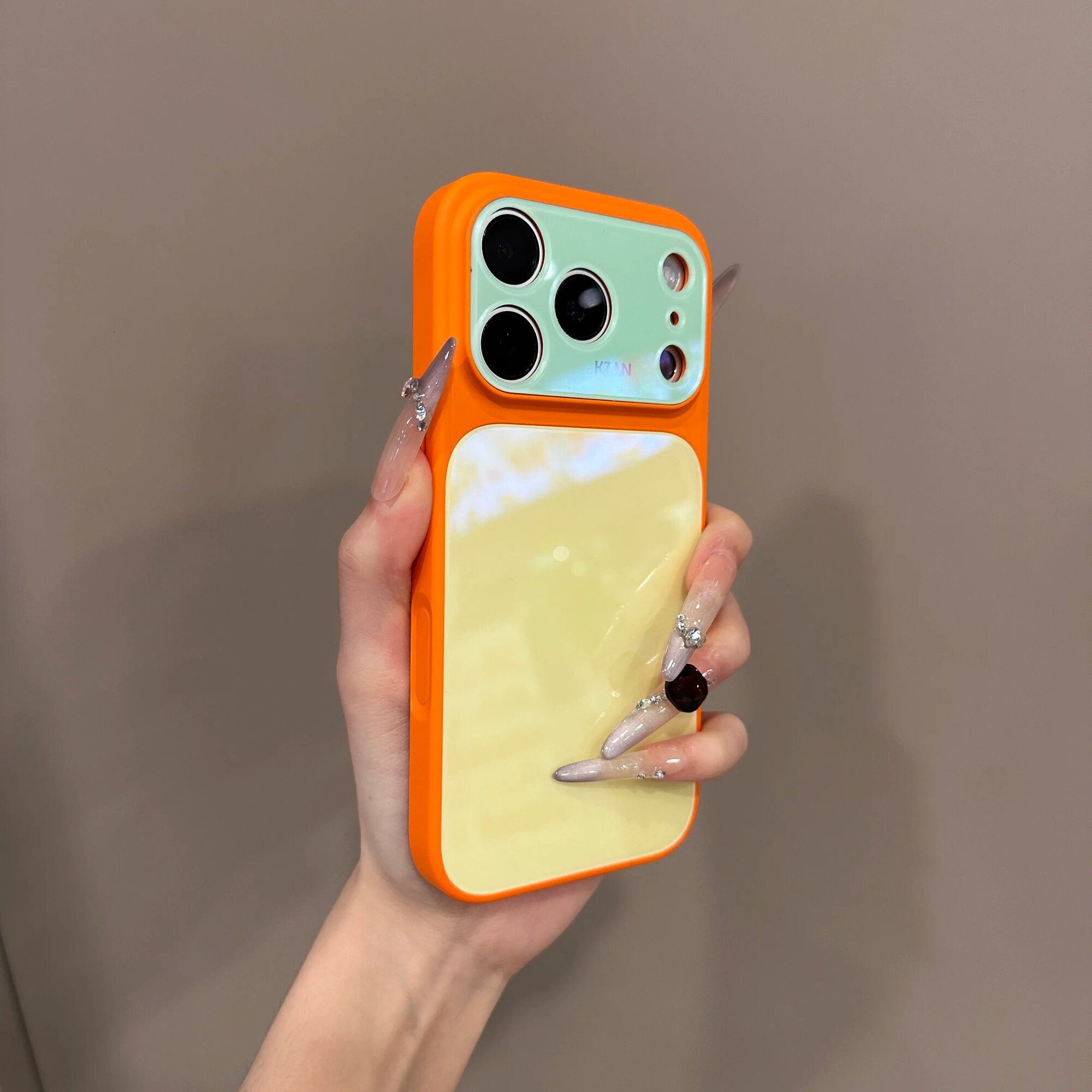 Желтый чехол для iPhone 17 Pro с градиентом