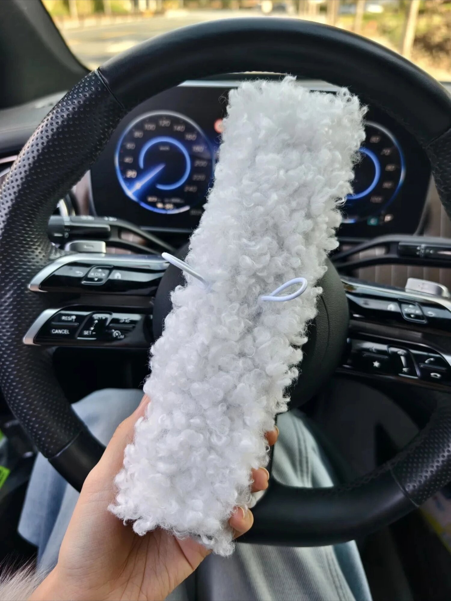 Чисто белый узор из кудрявых волос защитный плечевой упор для автомобильного ремня безопасности зимой