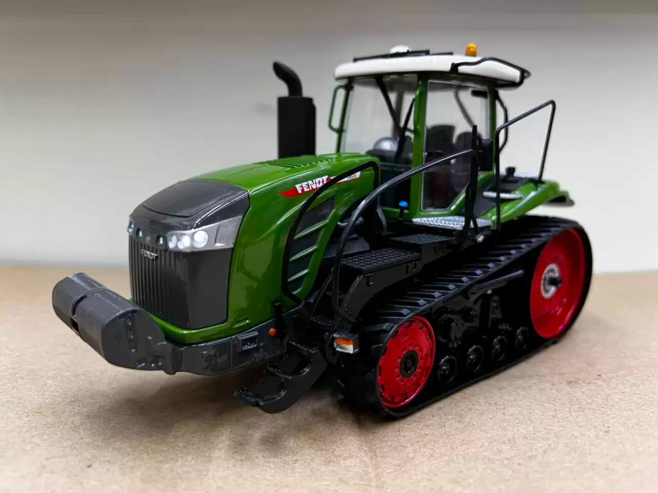 Usk 1:32 Fendt 1165 Mt Модель гусеничного трактора Fendt, сельскохозяйственной техники, из сплава, с подсветкой