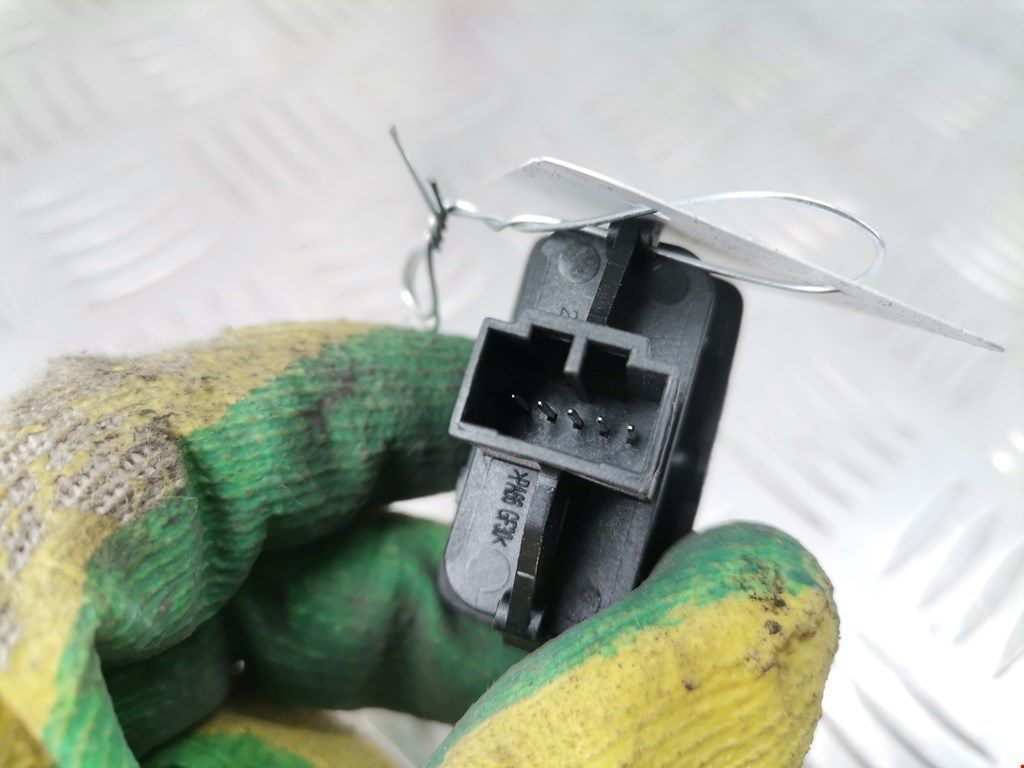 Кнопка центрального замка / 1667130 30773333 30773333 для Volvo C30 1 (с пробегом)