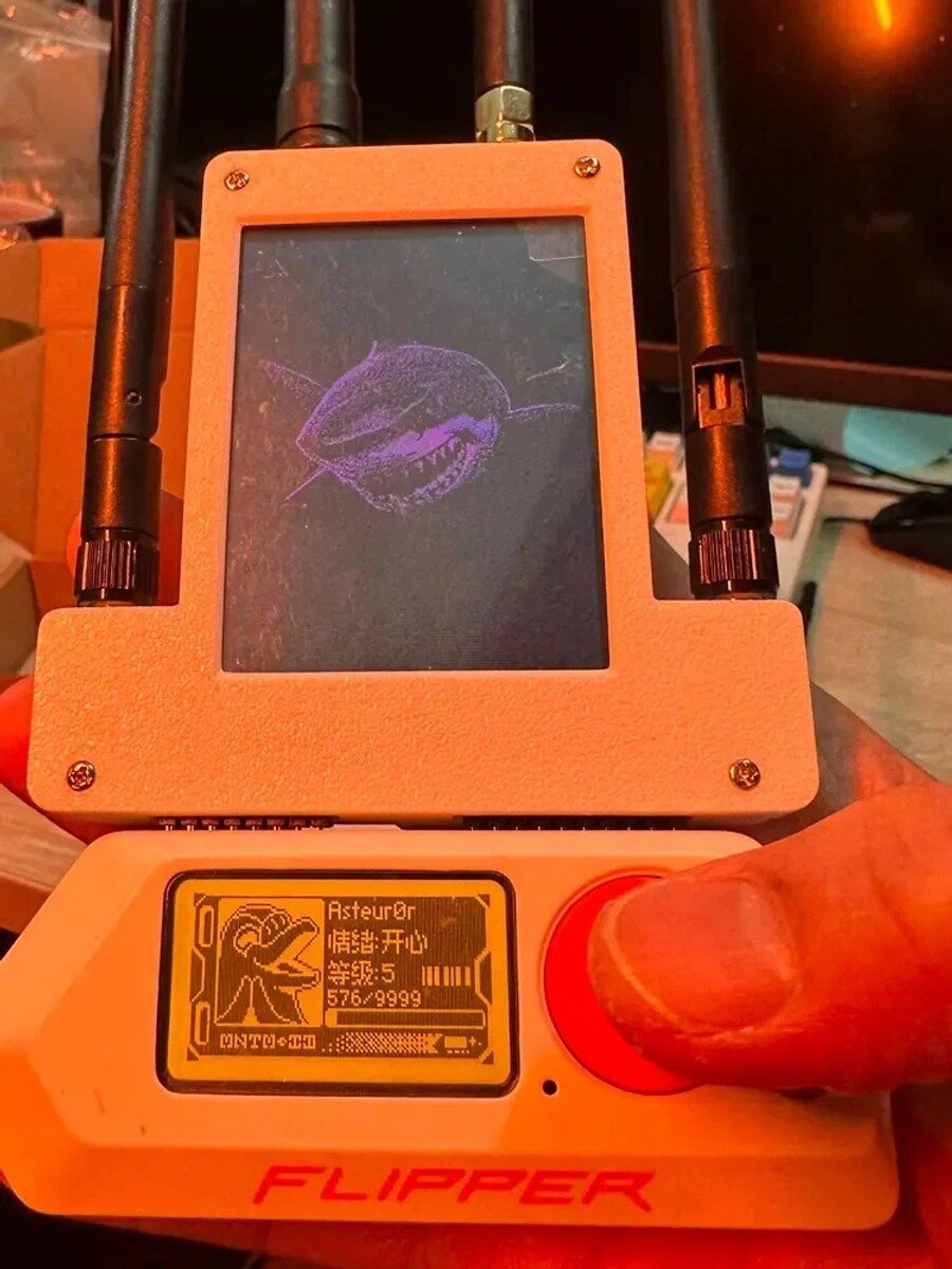 Модуль 4-в-1 для Flipper Zero c 433MHz CC1101, ESP32-C5 (2.4G/5G Wi-Fi), GPS и дисплеем Predator 2.8