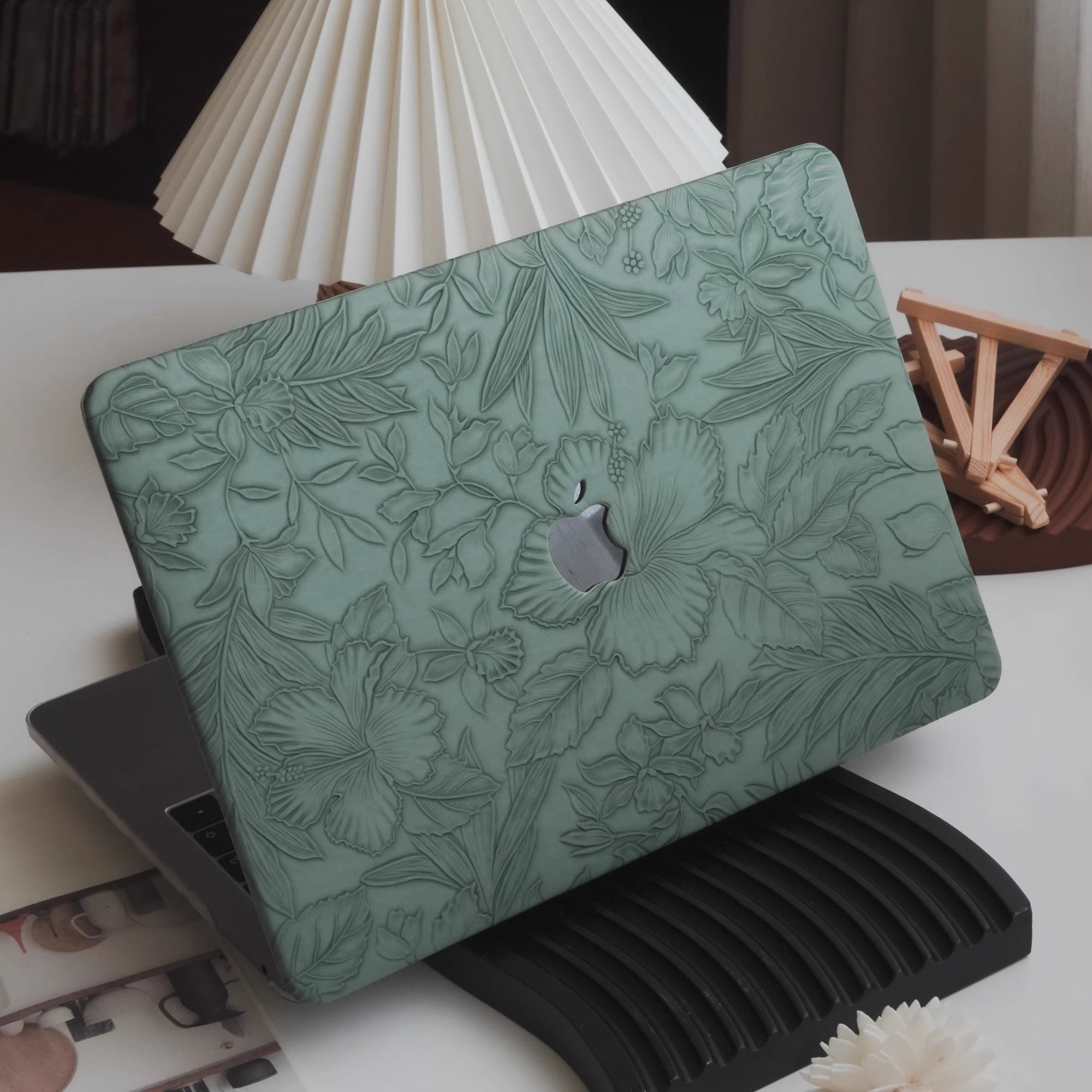 Пластиковый чехол для Macbook Air 2022 A2681(M2)-2024 A3113(M3)-2025 A3240(M4)(13,6дюйма)+Мембрана клавиатуры+Пылезащитные заглушки