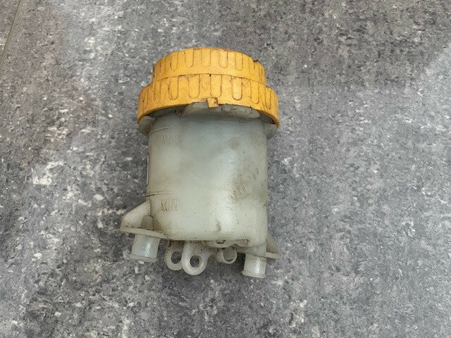 Бачок главного тормозного цилиндра Subaru Impreza GC8 EJ20G, Legacy BF3 EJ20G б/у