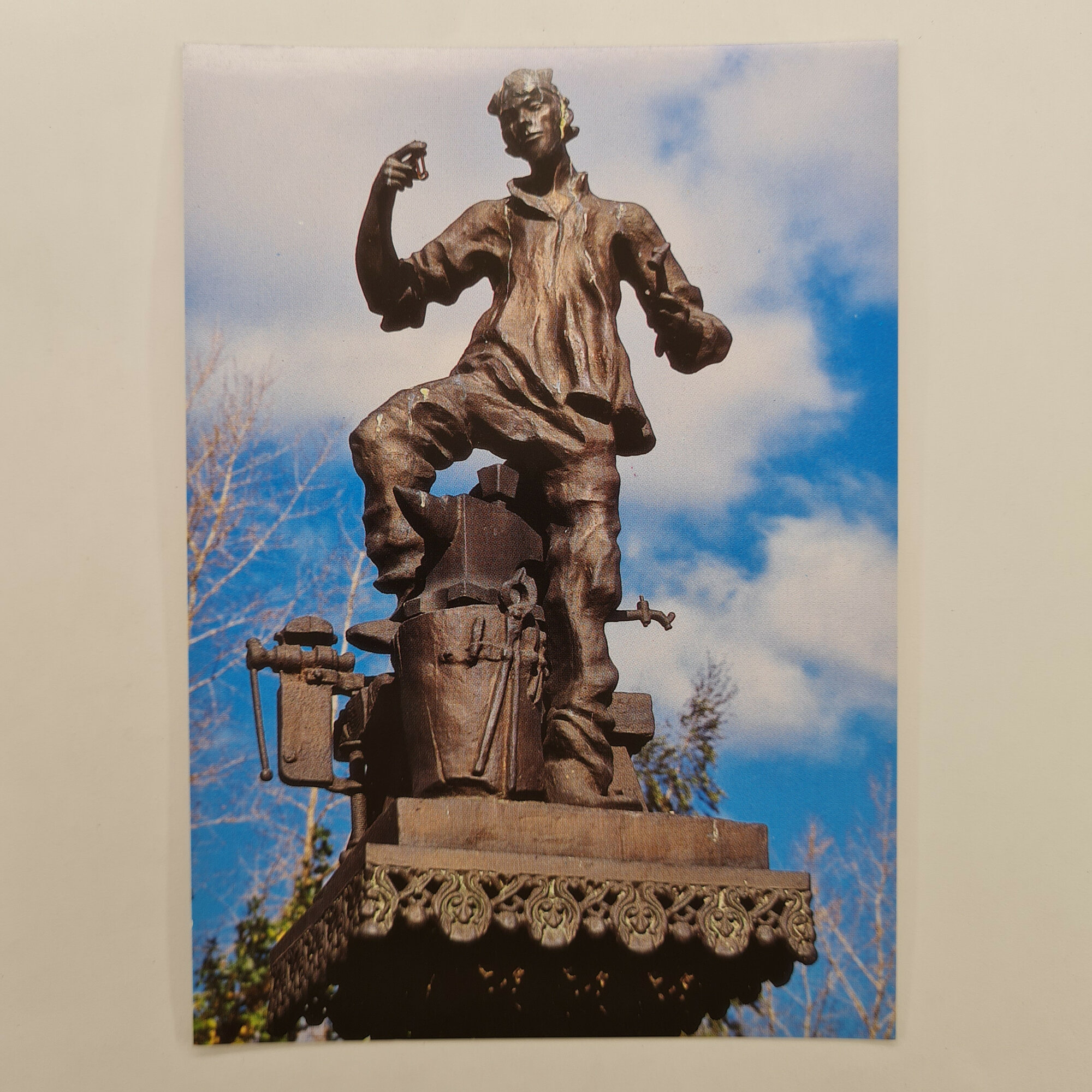 Открытка советская СССР. Памятник писателю Николаю Лескову и герой повести Левша. Винтаж