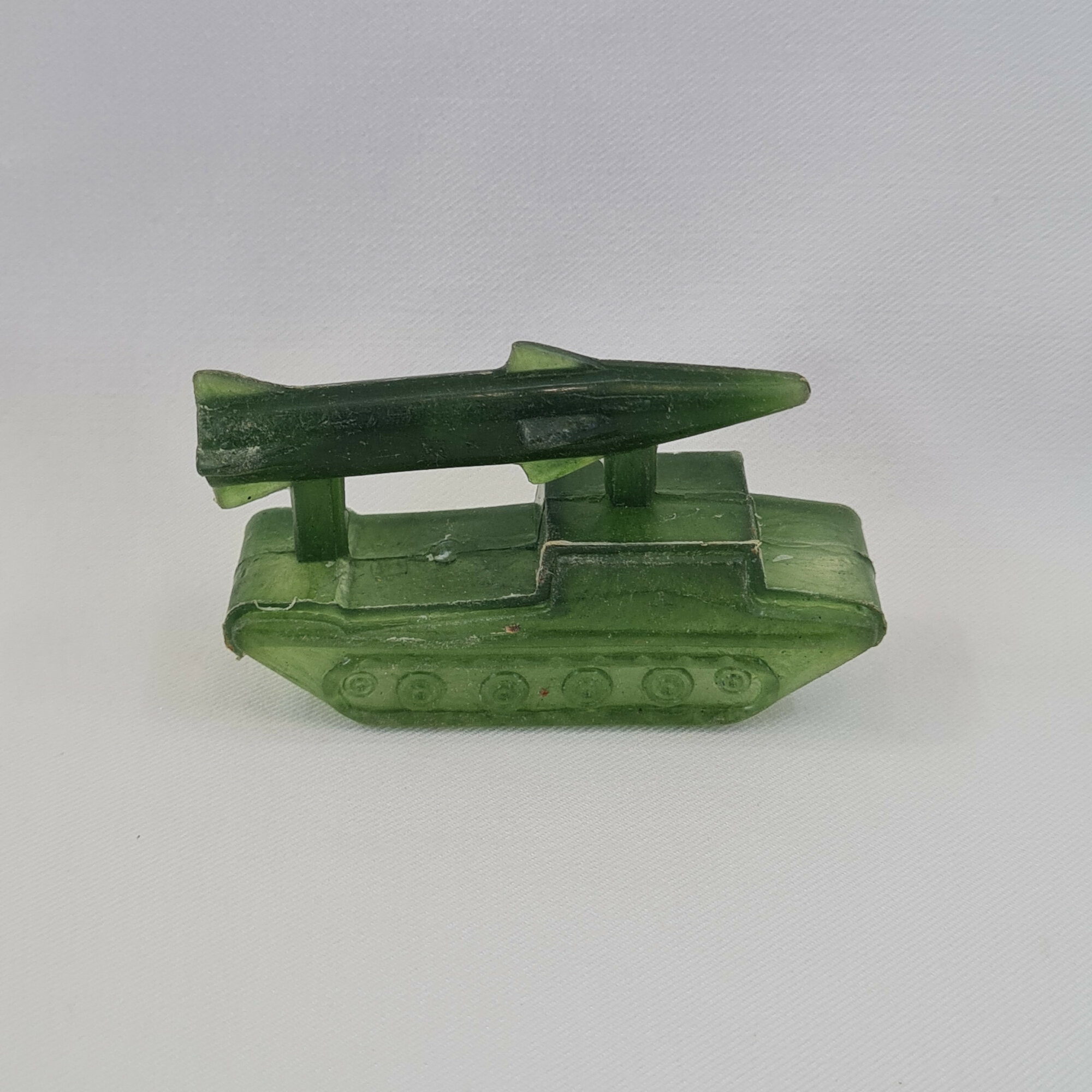 Игрушка винтажная, СССР. Зеленый танк на подставке, сборная модель СССР