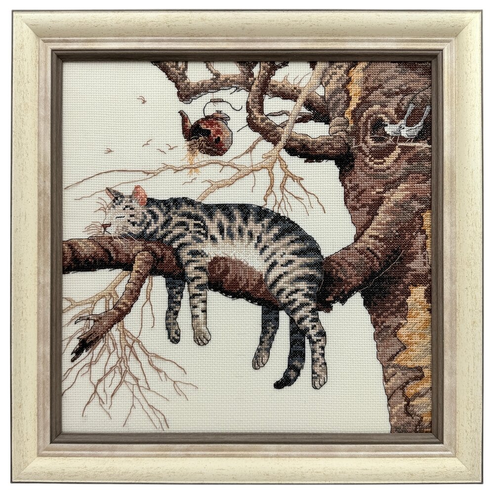 Картина "Отдыхающий кот" 34*34 см, без стекла, вышивка, авторская работа, 2022-2025 гг, Россия
