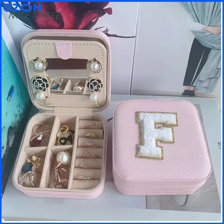 Шкатулка-сундук для украшений "F", розовая, 10x10x5 см, из экокожи