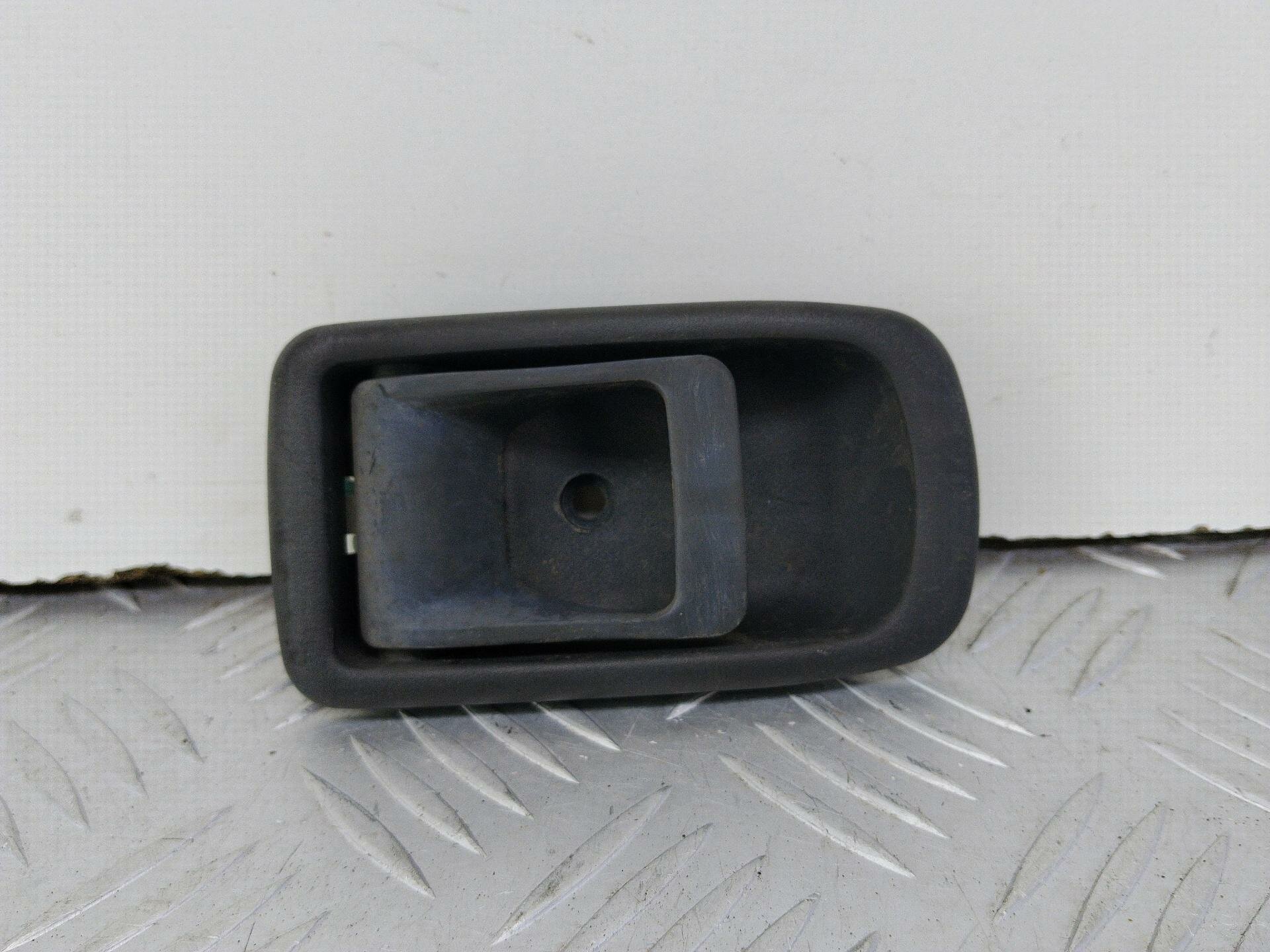 Ручка внутренняя двери задней левой Daihatsu Sirion M100 рест. 2004 6927087501