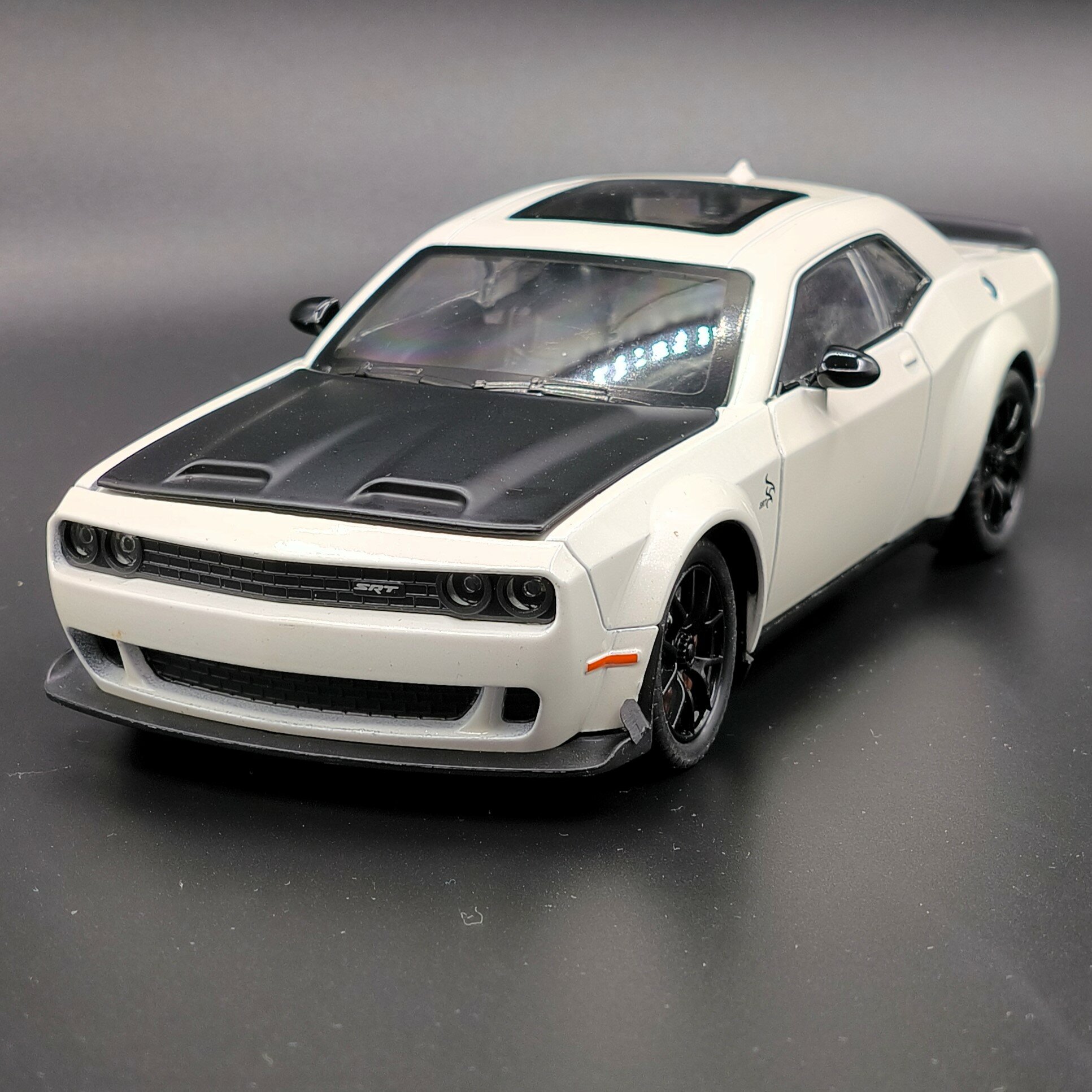 Металлическая машинка Dodge Challenger с световым и звуковым сопровождением. Масштаб 1:24