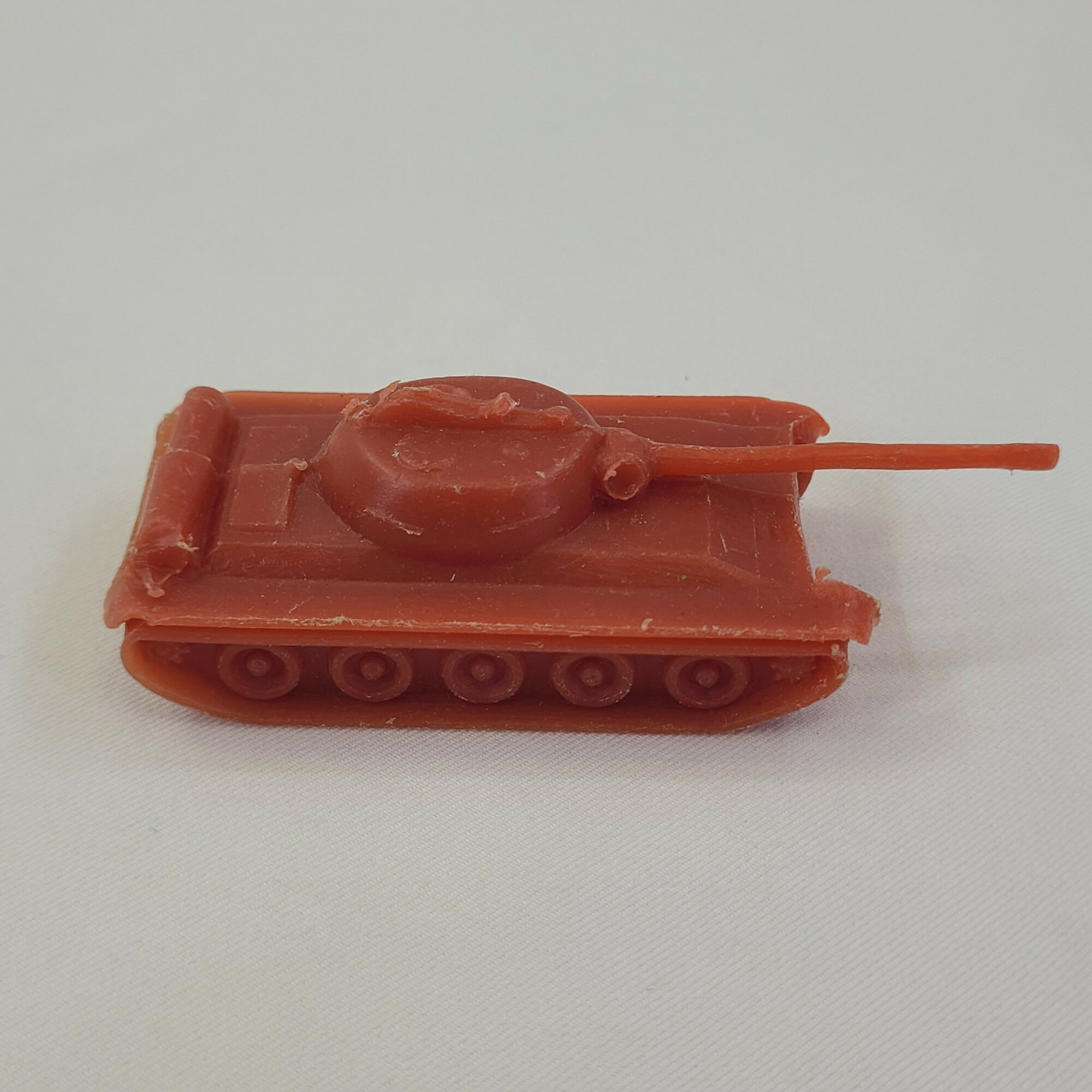 Танк игрушечный винтажный СССР. Пластмассовая модель военной техники с башней и длинным орудием