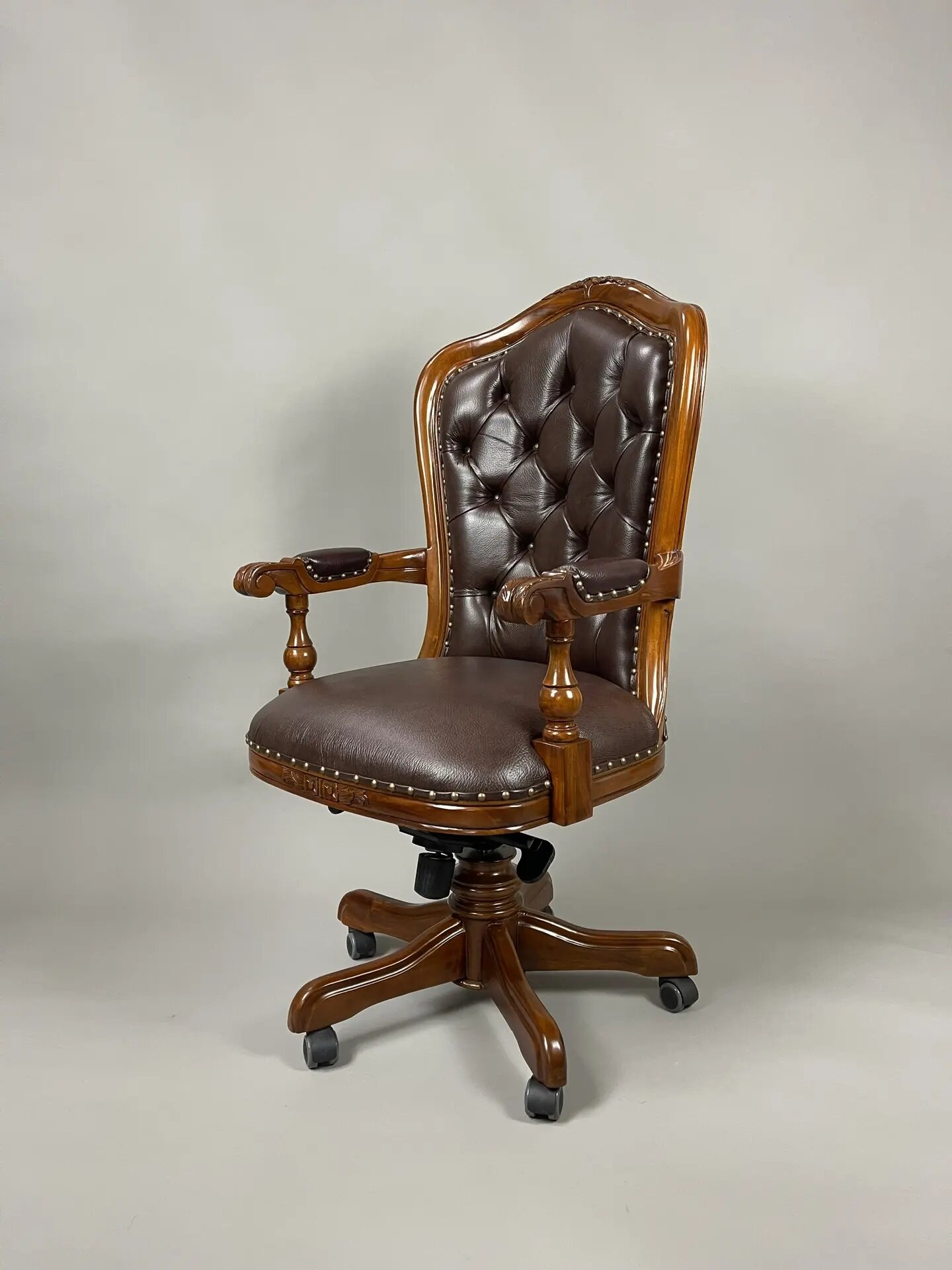 Кресло для руководителя из красного дерева (mahogany wood) с обивкой из натуральной кожи (brown leather), цвет орех MR