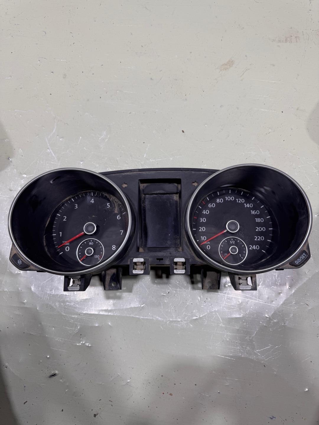 Панель приборов (щиток) Volkswagen Golf 7 (2012 - 2017) 5KD920860