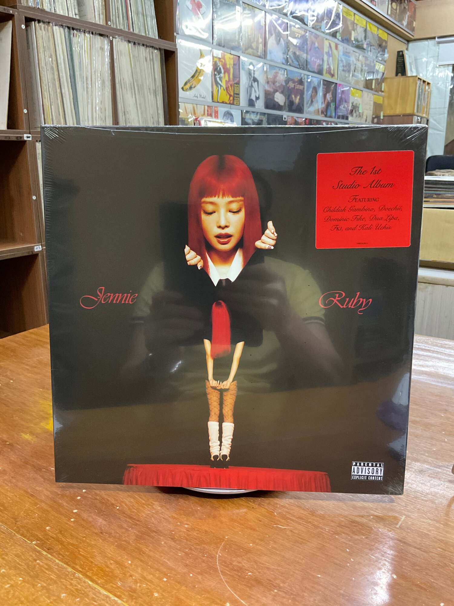 JENNIE Ruby LP， в непрозрачном красном виниловом исполнении премиальное качество， звука стильный аксессуар для любителей музыки и модных трендов