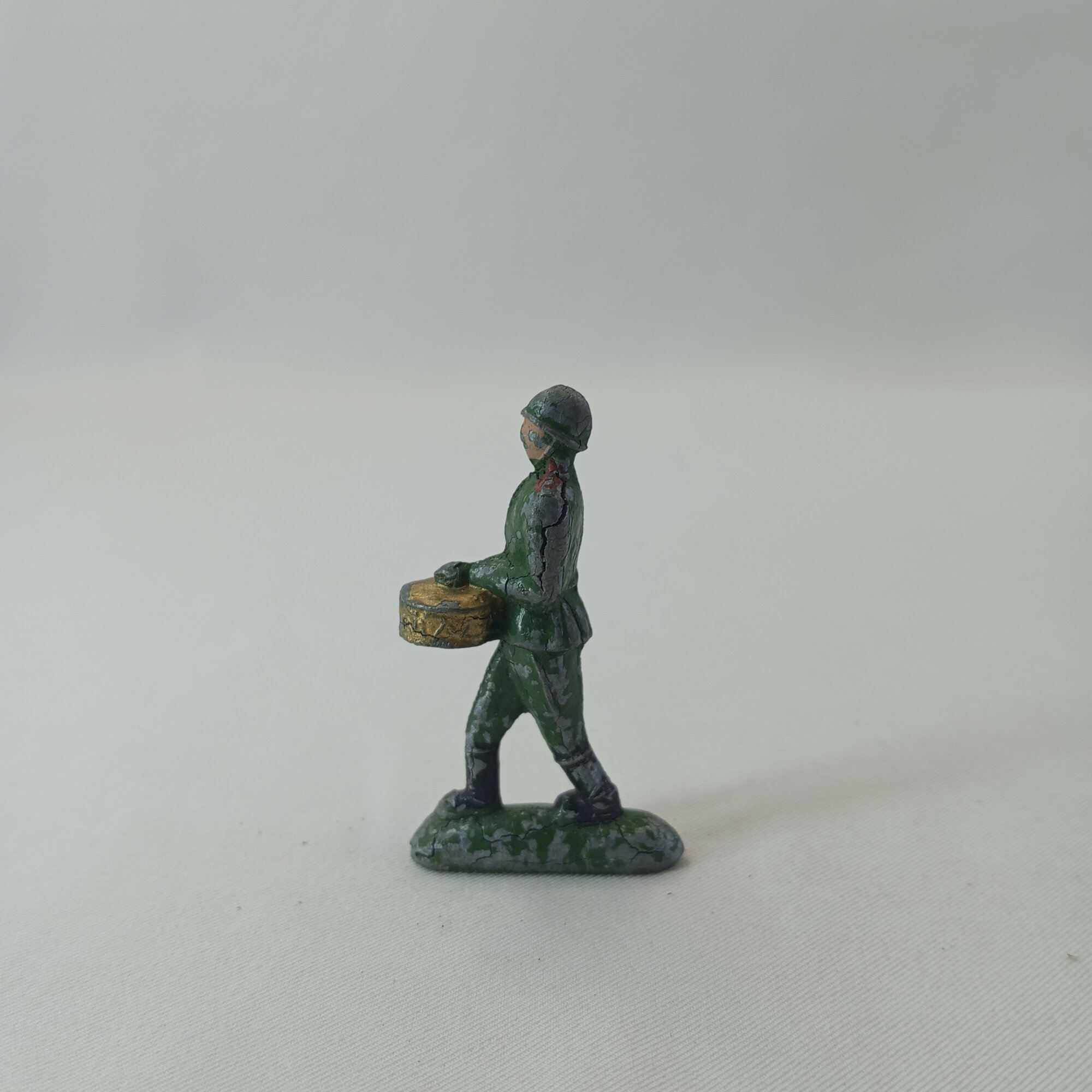 Солдатик винтажный СССР. Фигурка военного с барабаном на подставке для игровой композиции