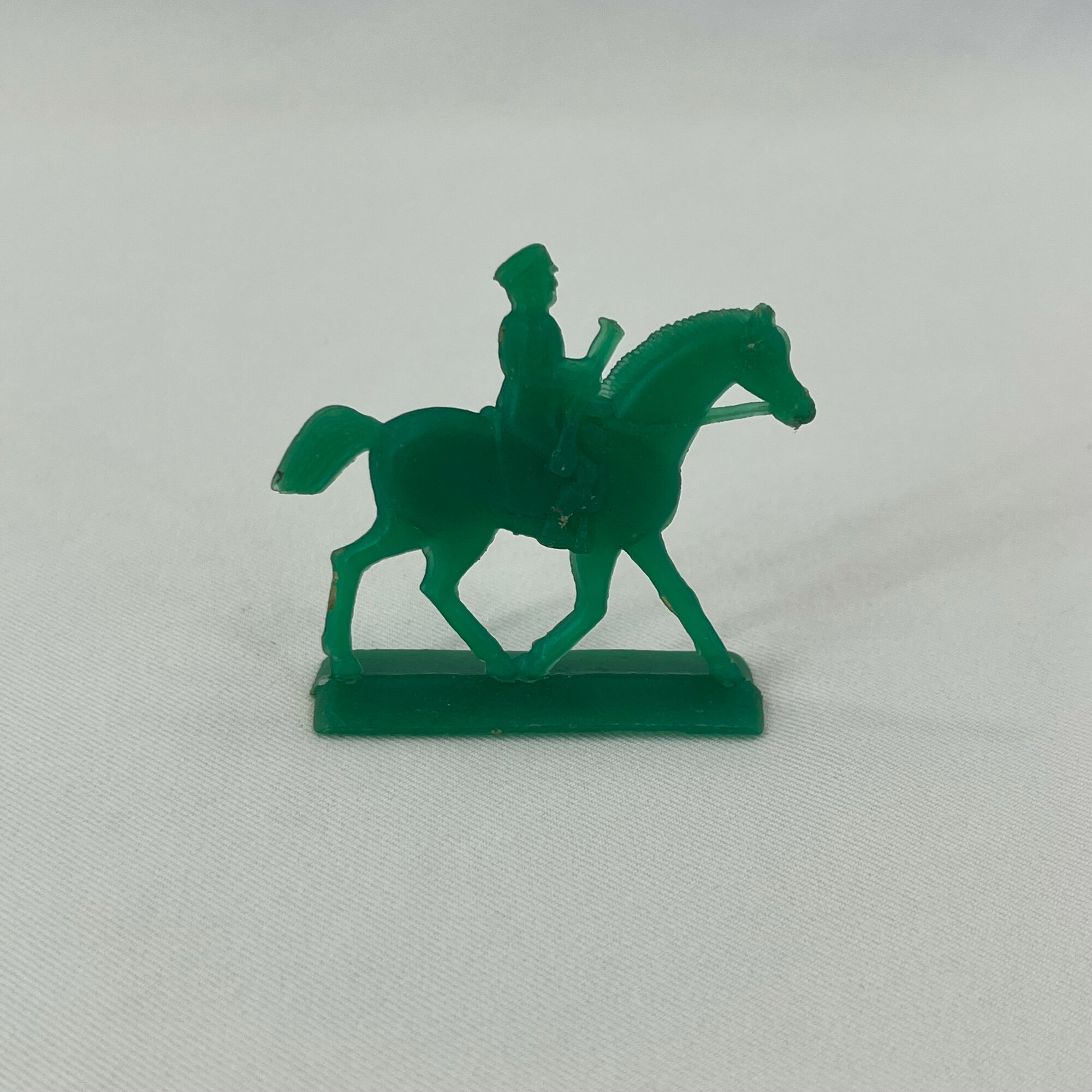 Игрушечная фигурка винтажная, СССР. Всадник в форме на скачущей лошади с подставкой
