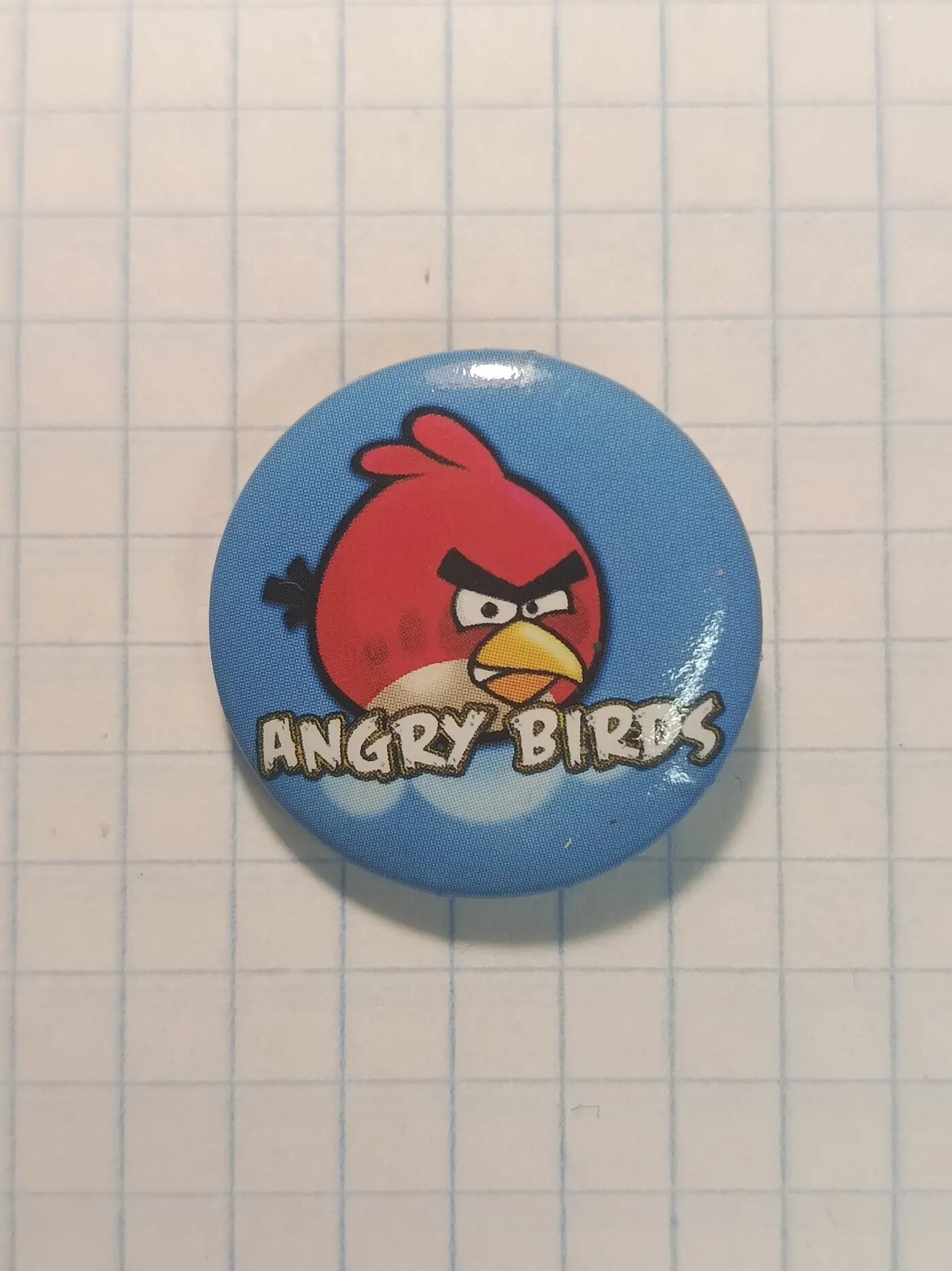 Коллекционный значок Angry Birds с изображением красной птицы