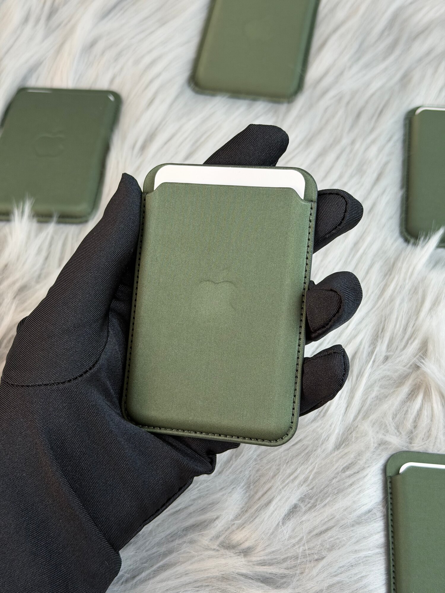 Чехол картхолдер Apple FineWoven Wallet - Moss с Локатором MGH74FE/A Без коробки (Original)