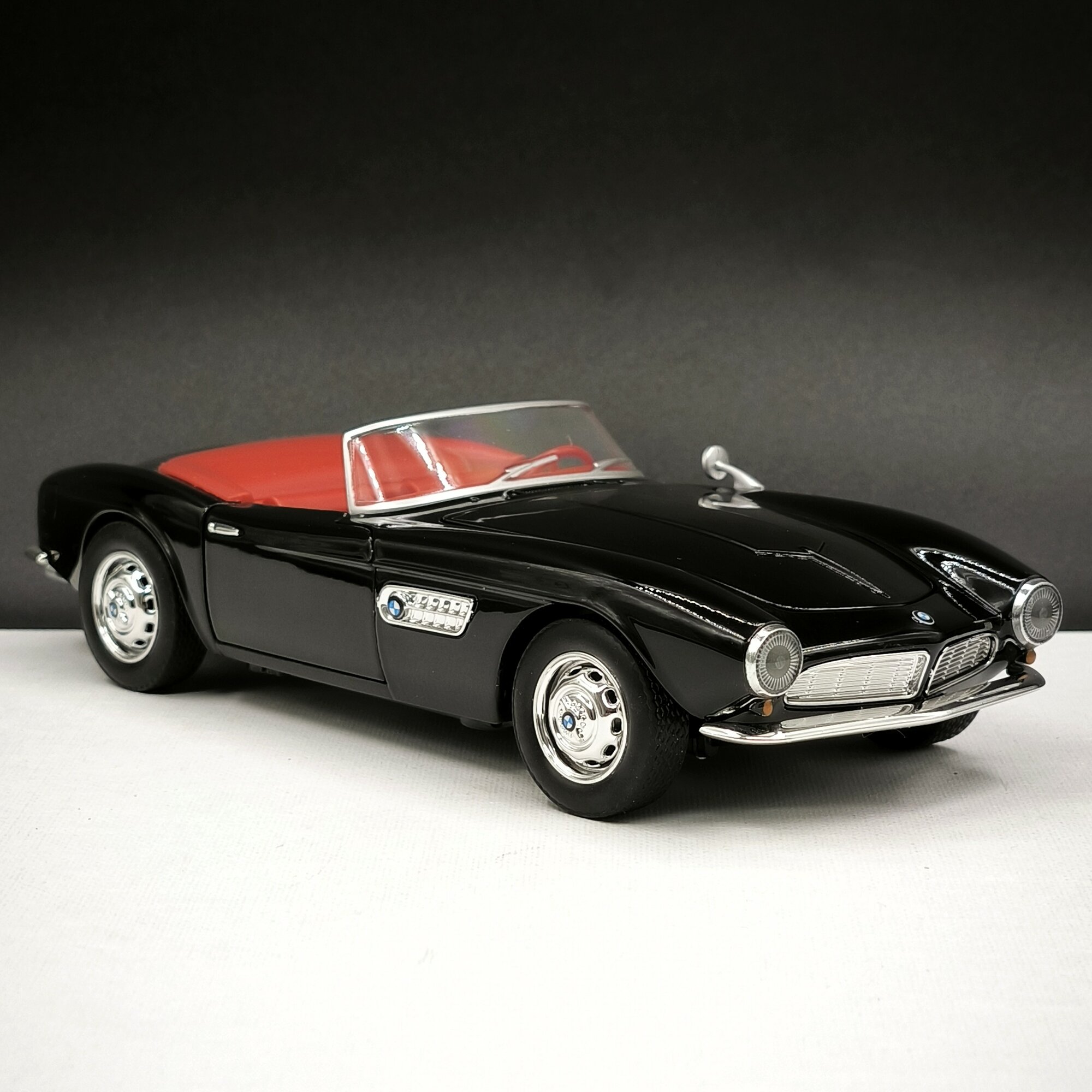 Машинка металлическая с инерционным механизмом BMW 507 Cabrio (1958) и свето-звуковым сопровождением. Масштаб 1:24