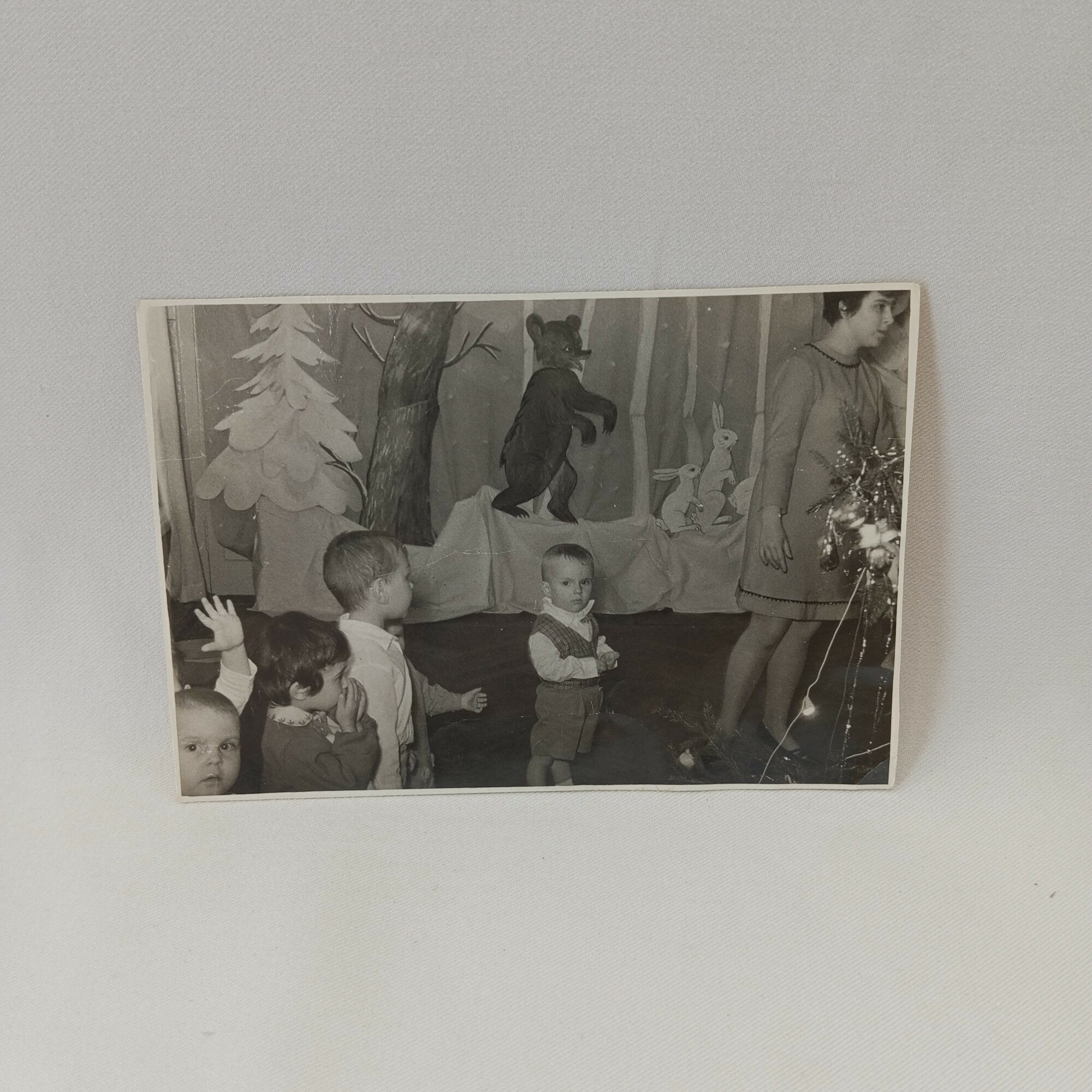 Фотография винтажная, СССР. Черно белый снимок детского праздника у новогодней елки, 1969 год