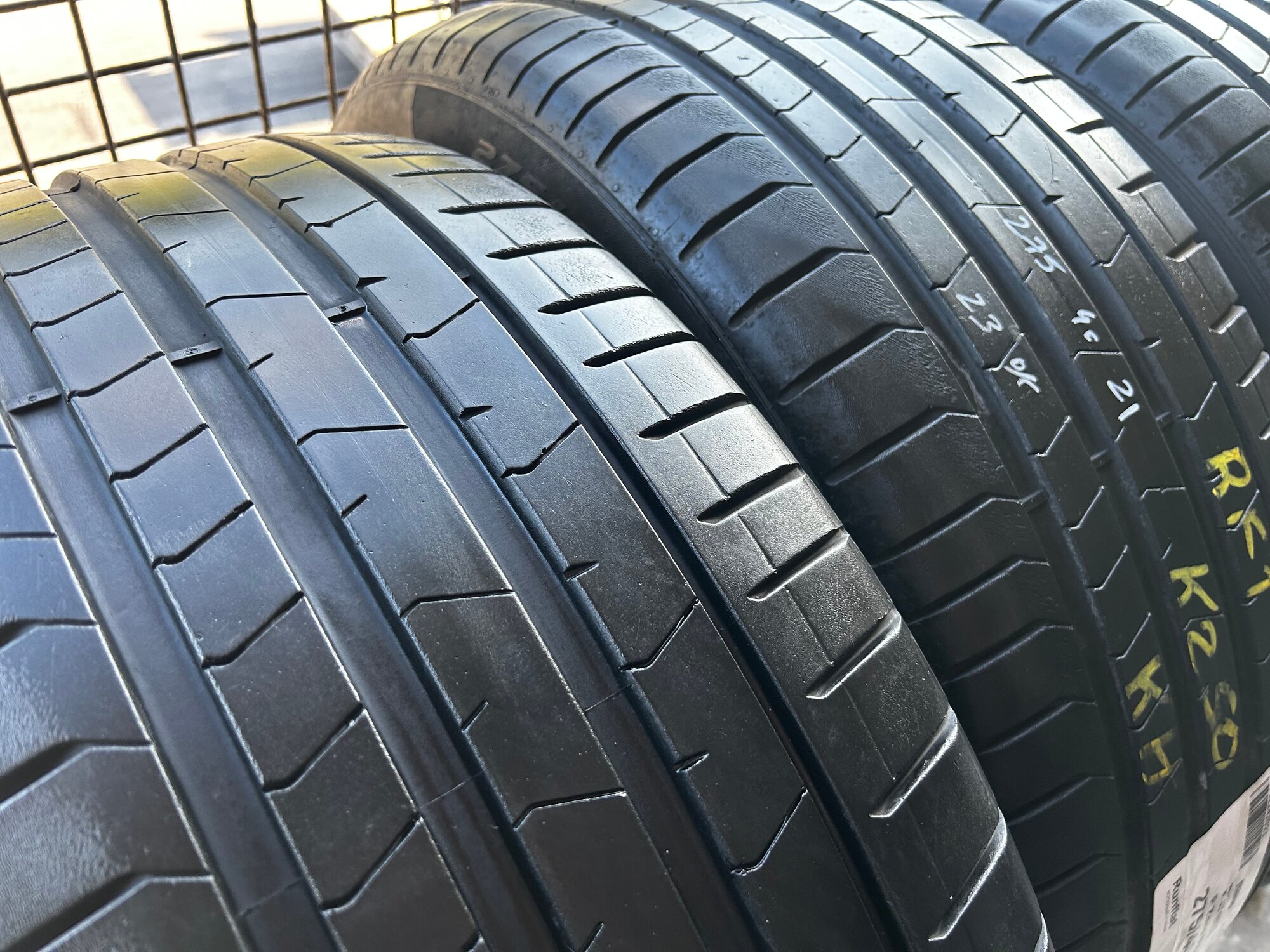 Pirelli P Zero PZ4 275/40 R21 107Y — фото 1