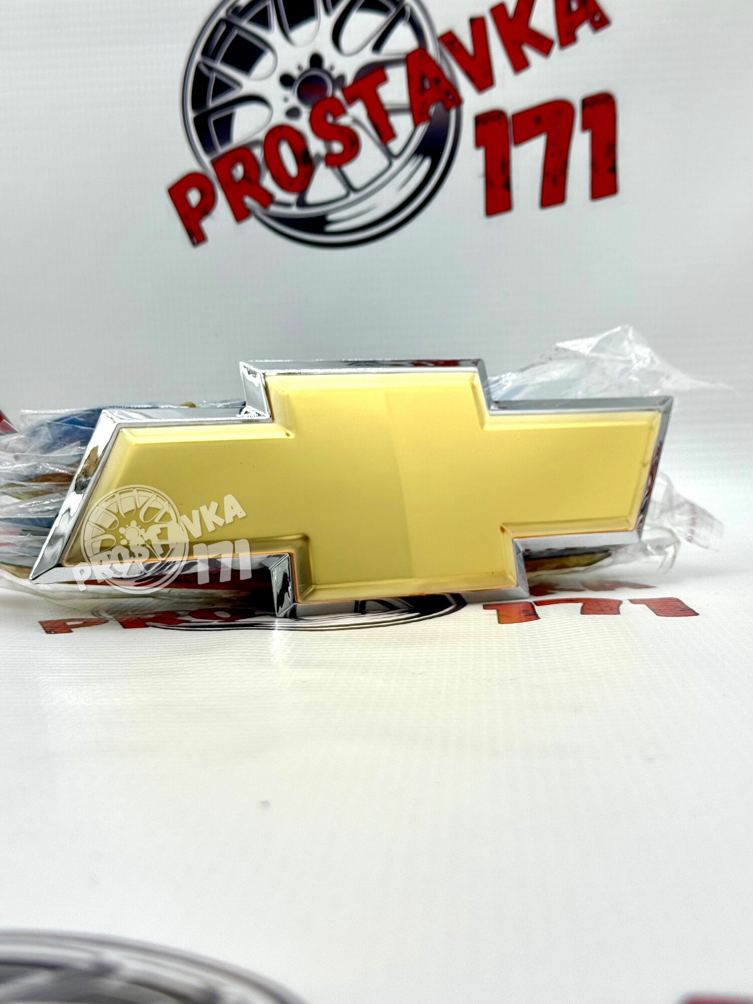 1шт Chevrolet-niva 210x80 (Gold) логотип передний