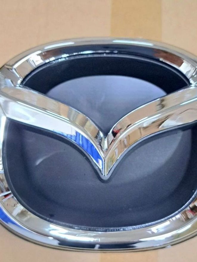 Эмблема решетки радиатора в сборе с подиумом MAZDA 6 GJ с 2018 года без радара