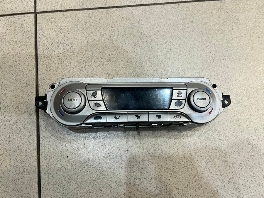 Блок управления климатической установкой от Ford Focus 2 2008-2011