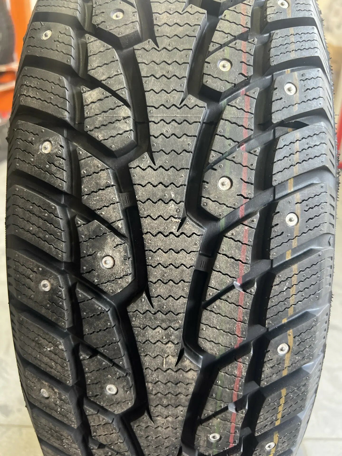 Автомобильная зимняя шипованная шина Sunfull SF-W11 245/45 R18 100 H,