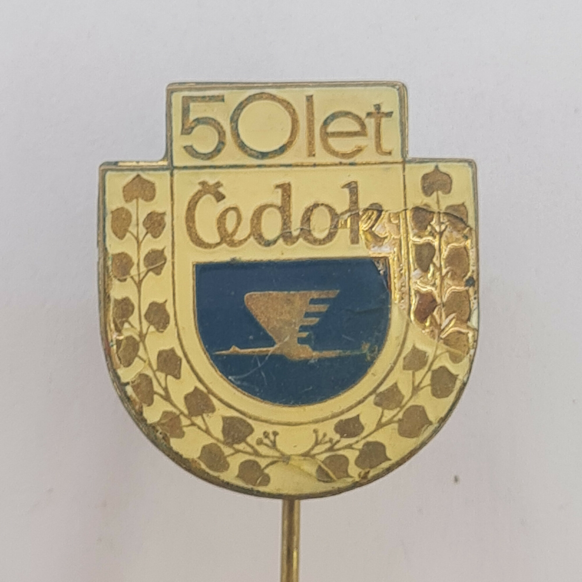 Значок СССР. 50 лет Codel, герб с птицей, городская тематика. Винтажный значек.