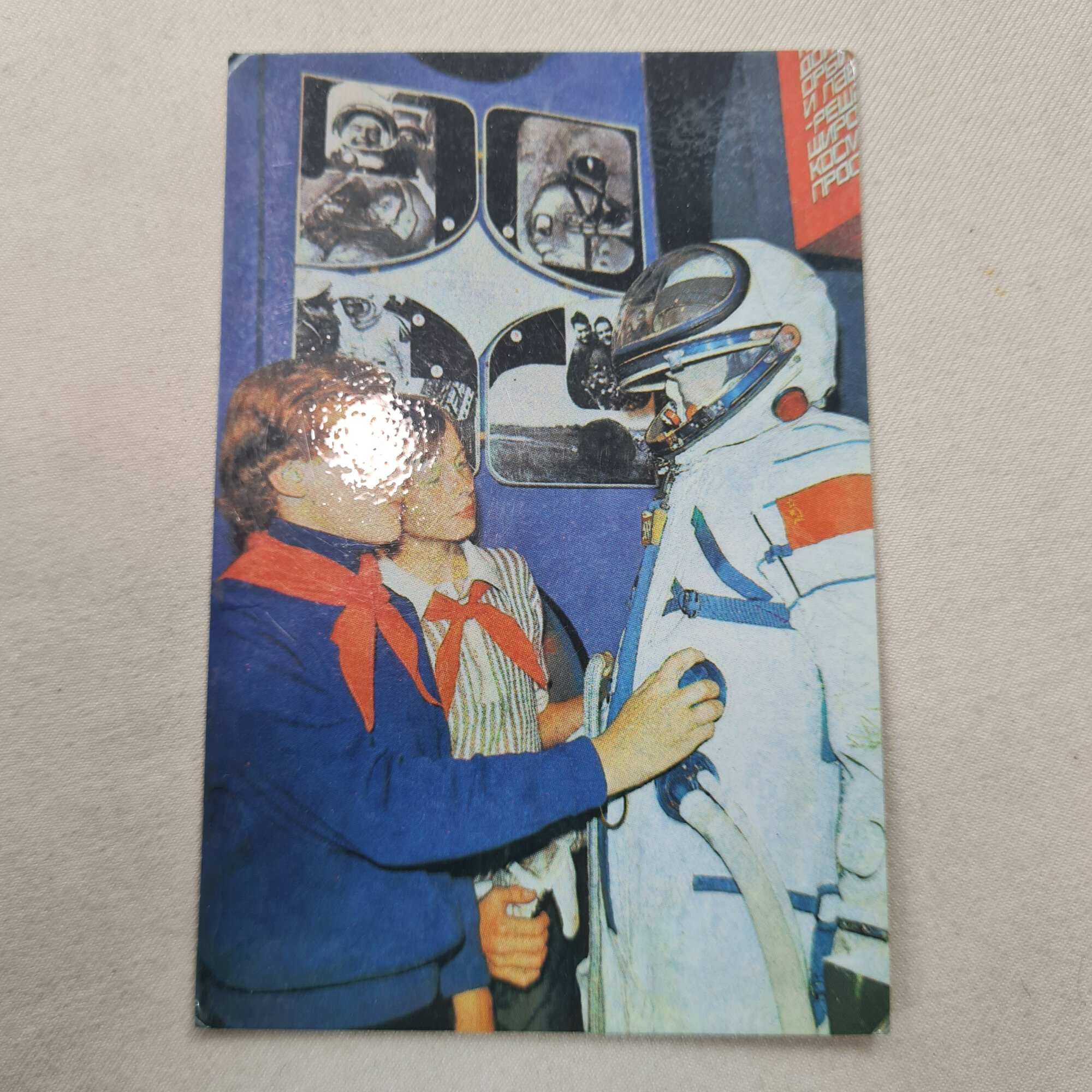 Карманный календарик 1989. Дети и космонавт в музейной экспозиции. Календарь винтажный